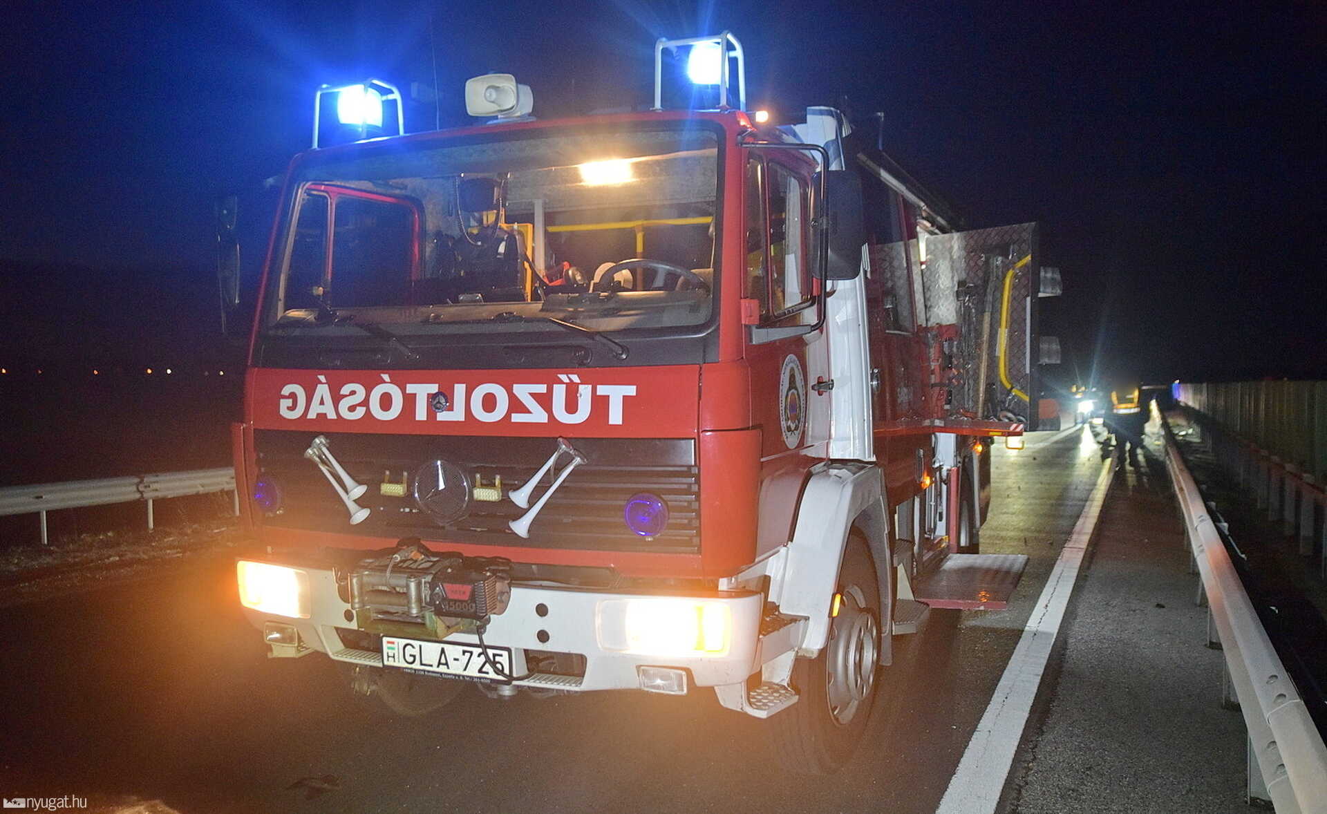 Három kisgyerek is utazott az M86-oson szalagkorlátnak hajtó Skodában