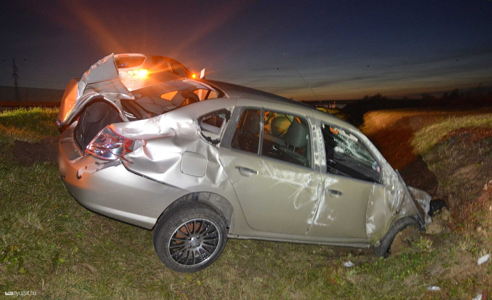Az oldalán csúszott le az M86-os autóútról egy Renault Vép közelében
