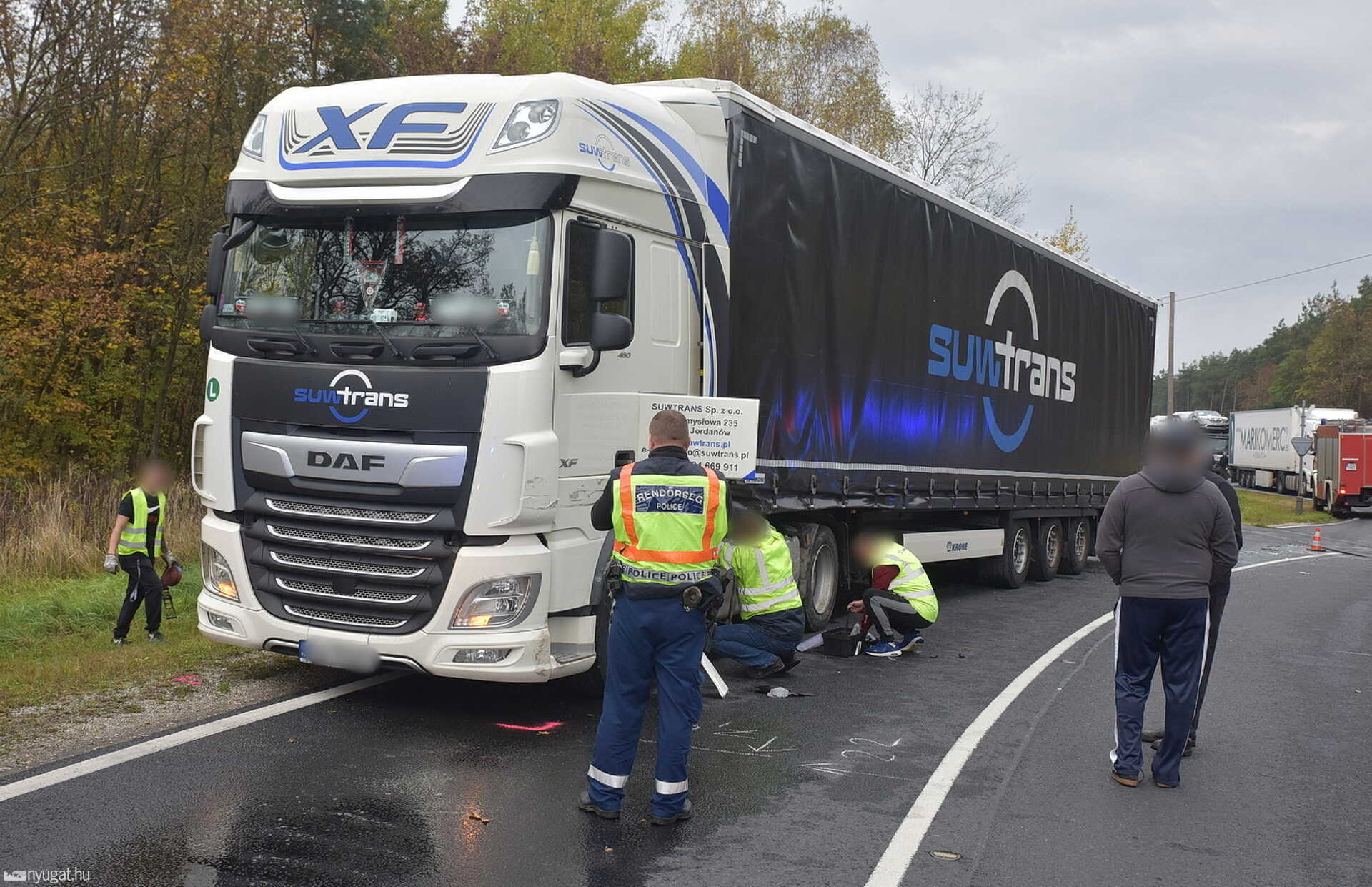 Látássérült utasokkal ütközött kamionnak egy kisbusz a 86-oson