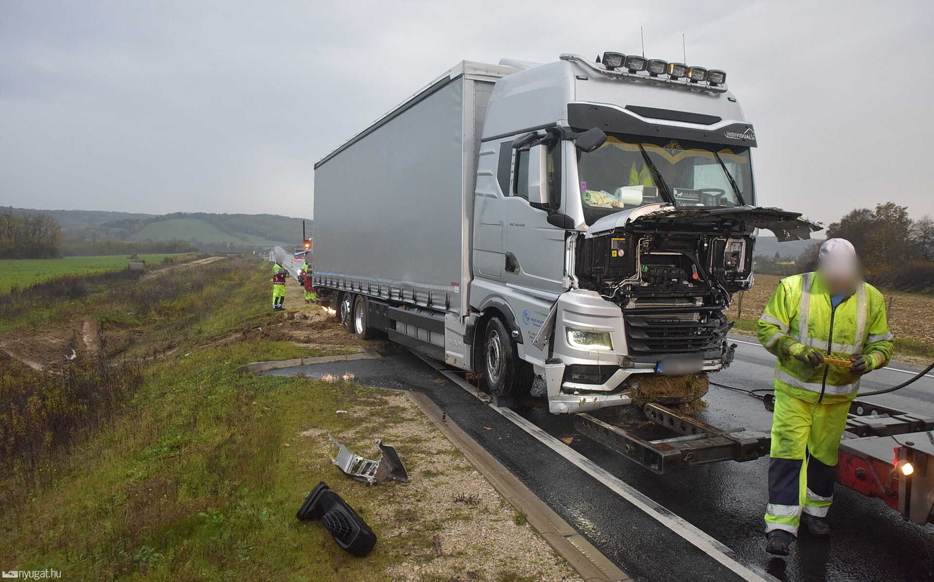 Látássérült utasokkal ütközött kamionnak egy kisbusz a 86-oson