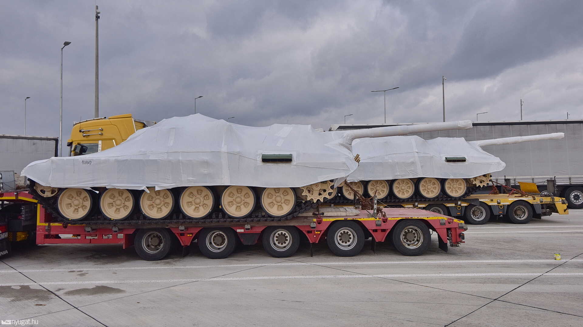 Páncélozott harcjárművek bukkantak fel az M86-oson