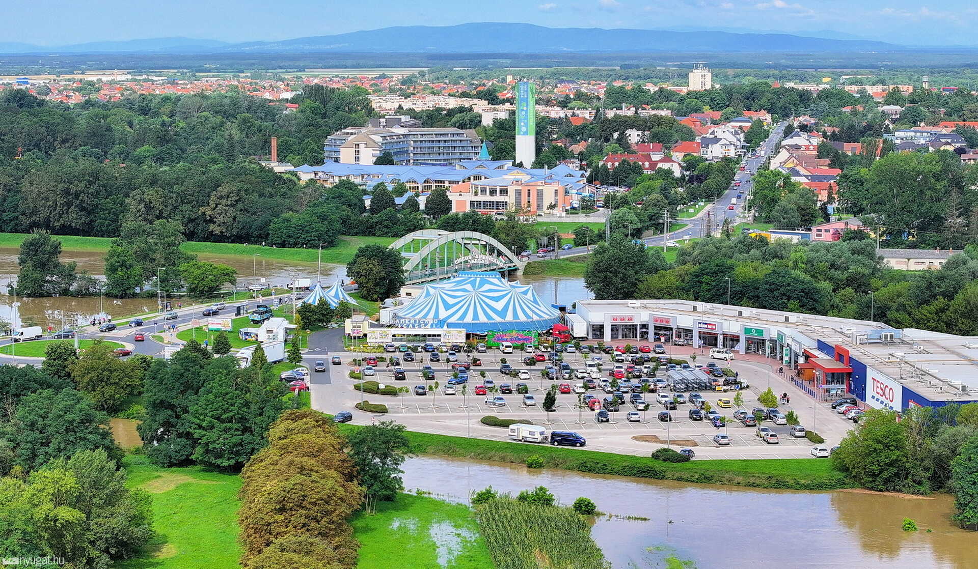 Mutatjuk, hogy fest a Sárvár határában elöntött terület madártávlatból
