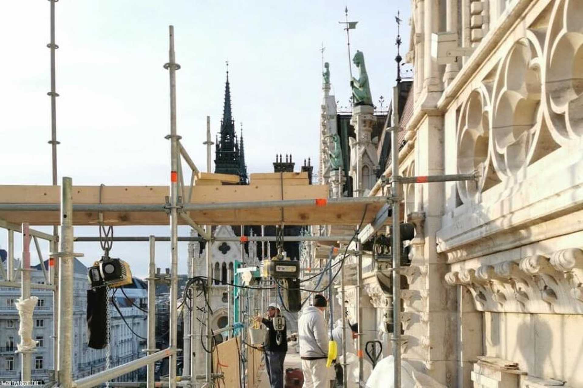 Szombathely címerét is felteszik végre az Országházra