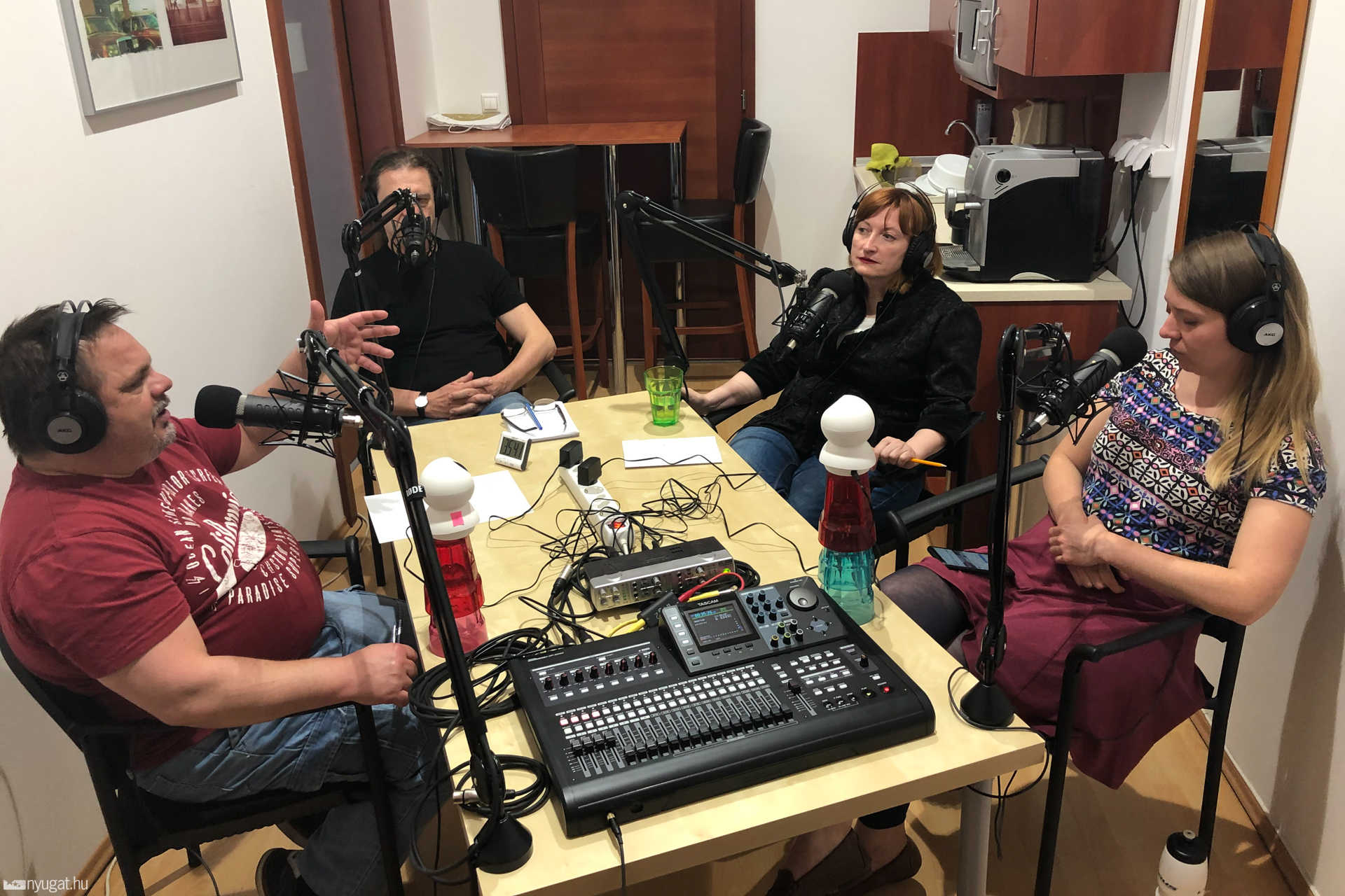 Podcast: Mihez kezdünk a korlátozások enyhítésével és milyen hatással ...