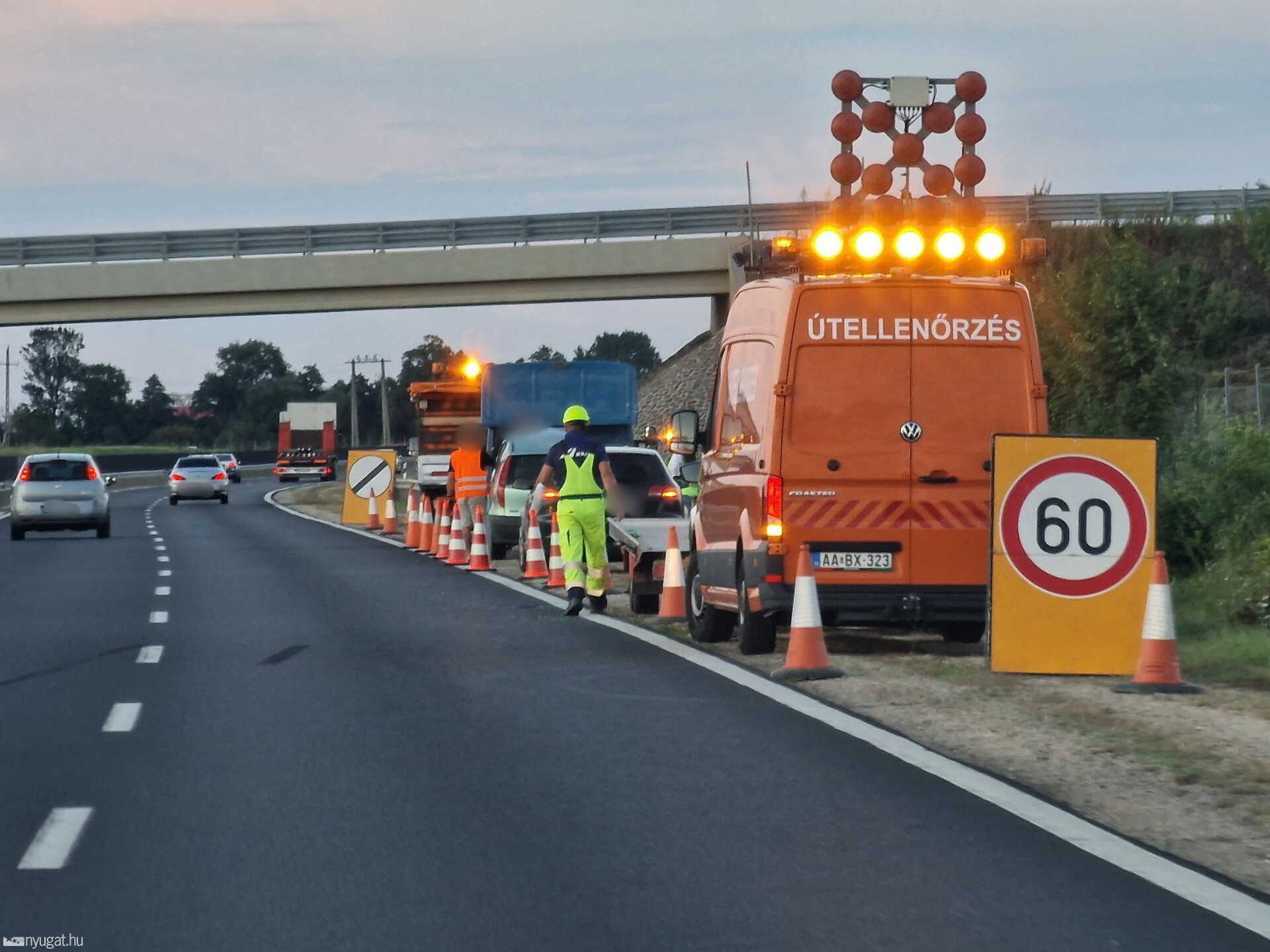 Az útkezelő autójába csapódott egy Fiat az M86-oson, Nemesbődnél
