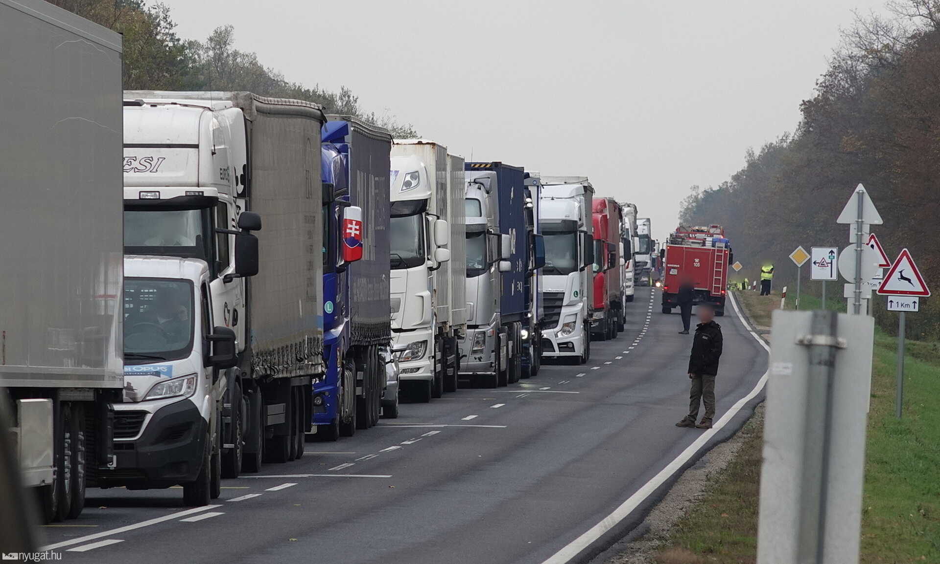 Látássérült utasokkal ütközött kamionnak egy kisbusz a 86-oson