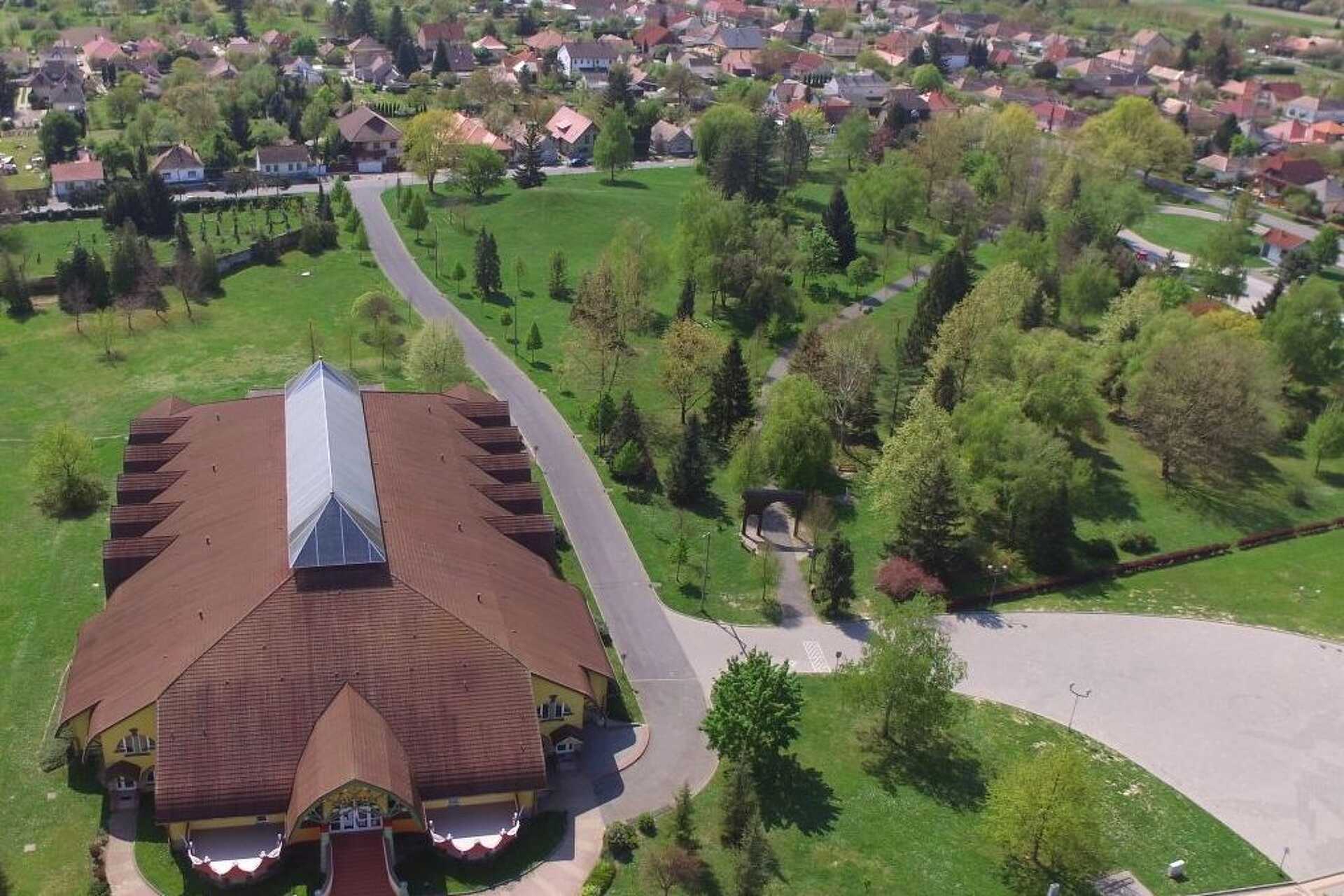 Már egy magyar város is bejelentette: bezárják a szállodát, múzeumot ...