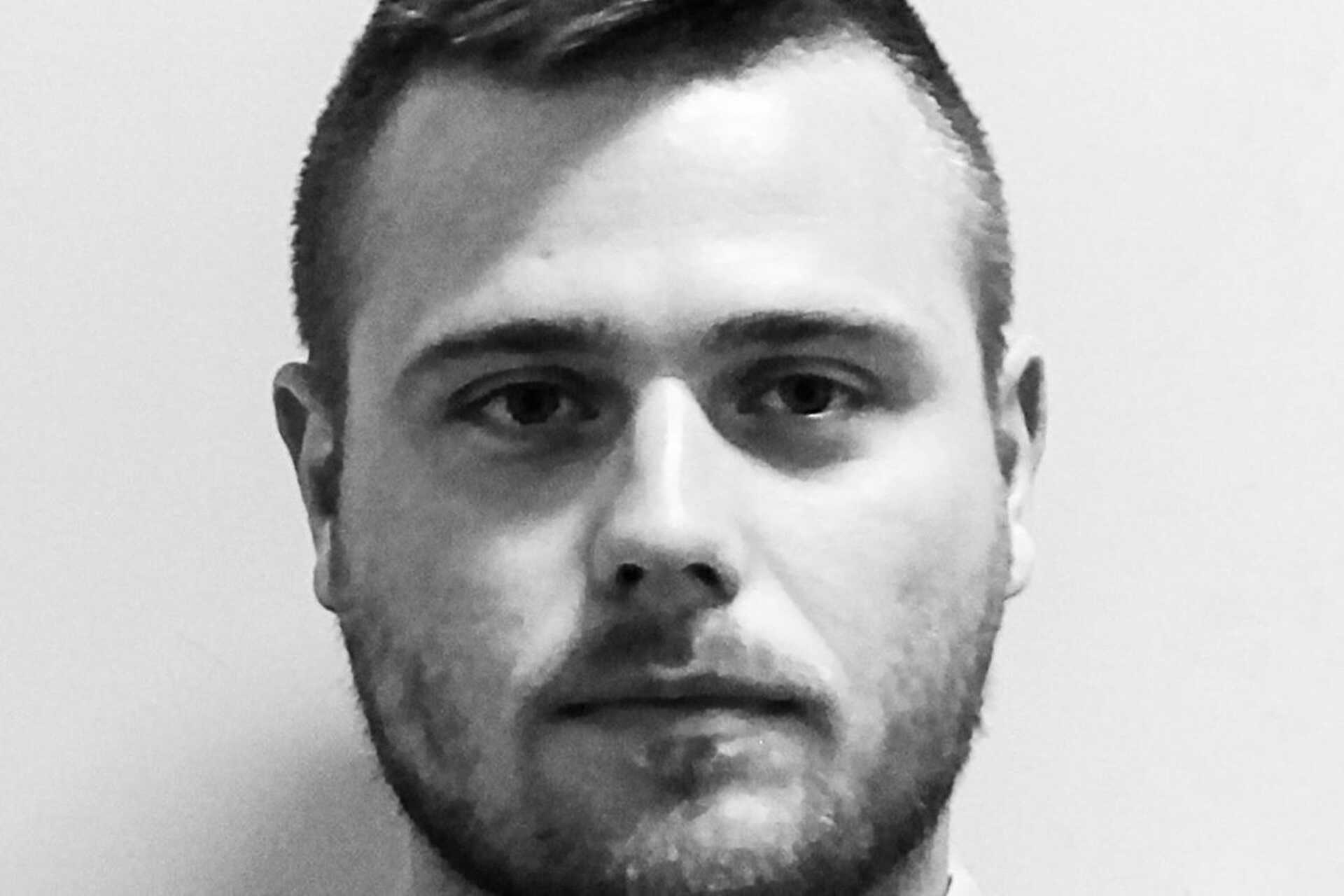 Hősi halottá nyilvánították a csütörtök este leszúrt rendőrt