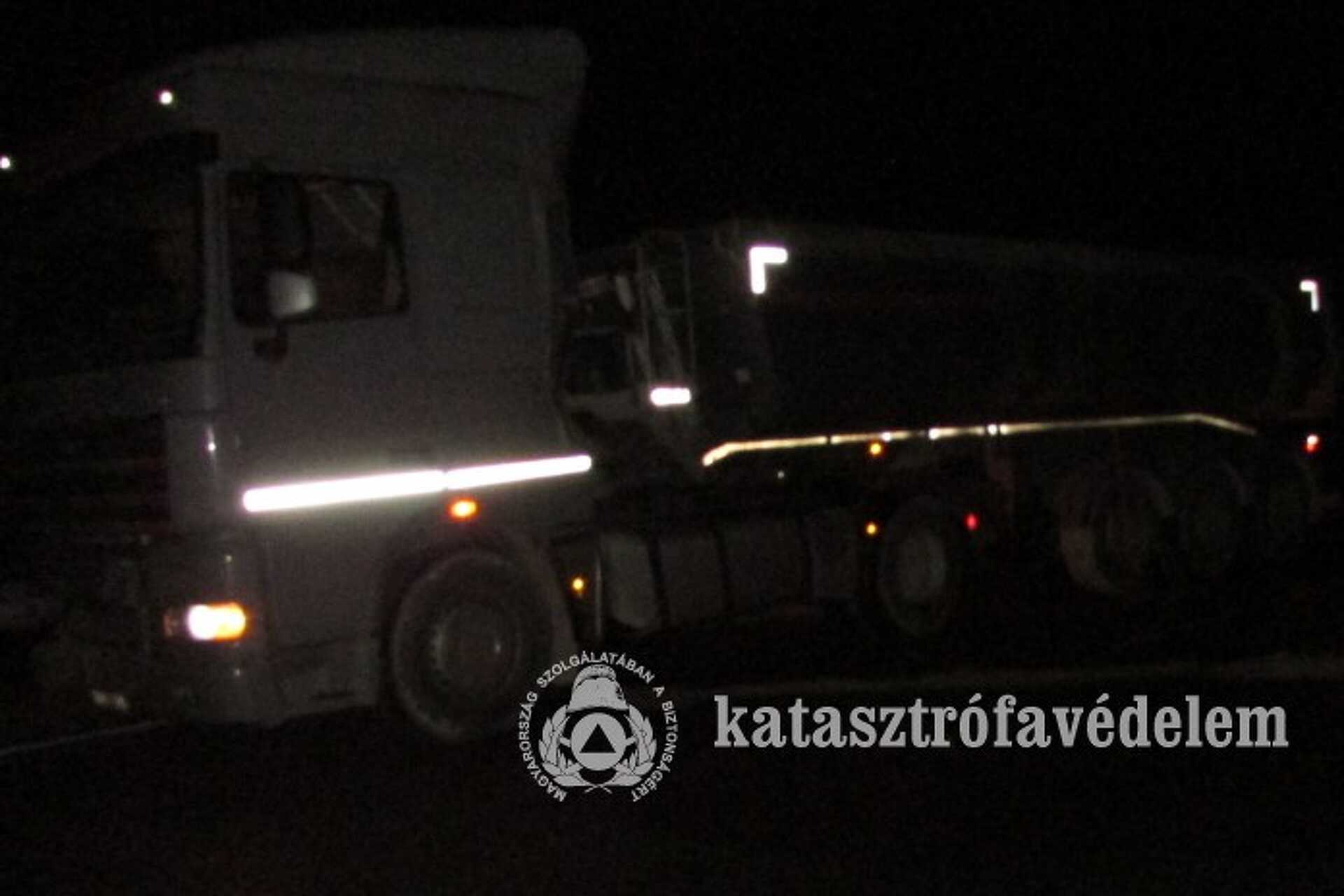 Megcsúszott, megpördült és a szalagkorlátnak ütközött egy kamion a 76-oson