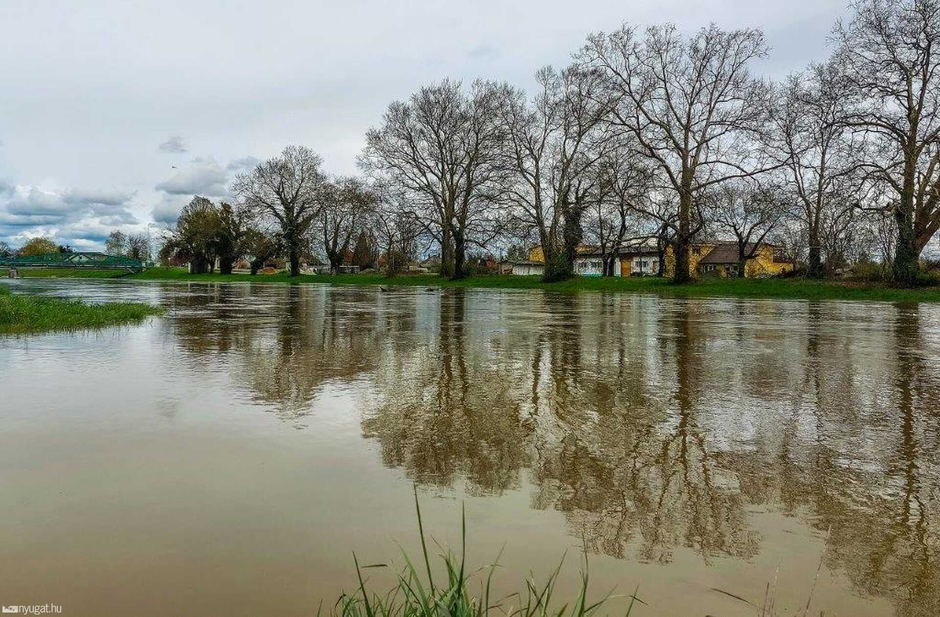Csodálatos, és egy kicsit félelmetes a Körmendnél áradó Rába