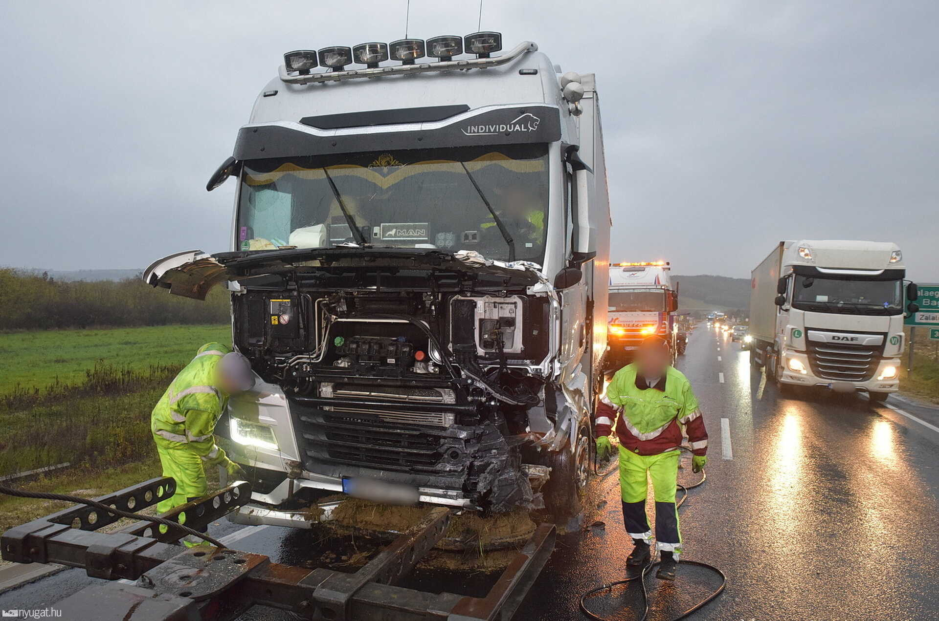 Látássérült utasokkal ütközött kamionnak egy kisbusz a 86-oson