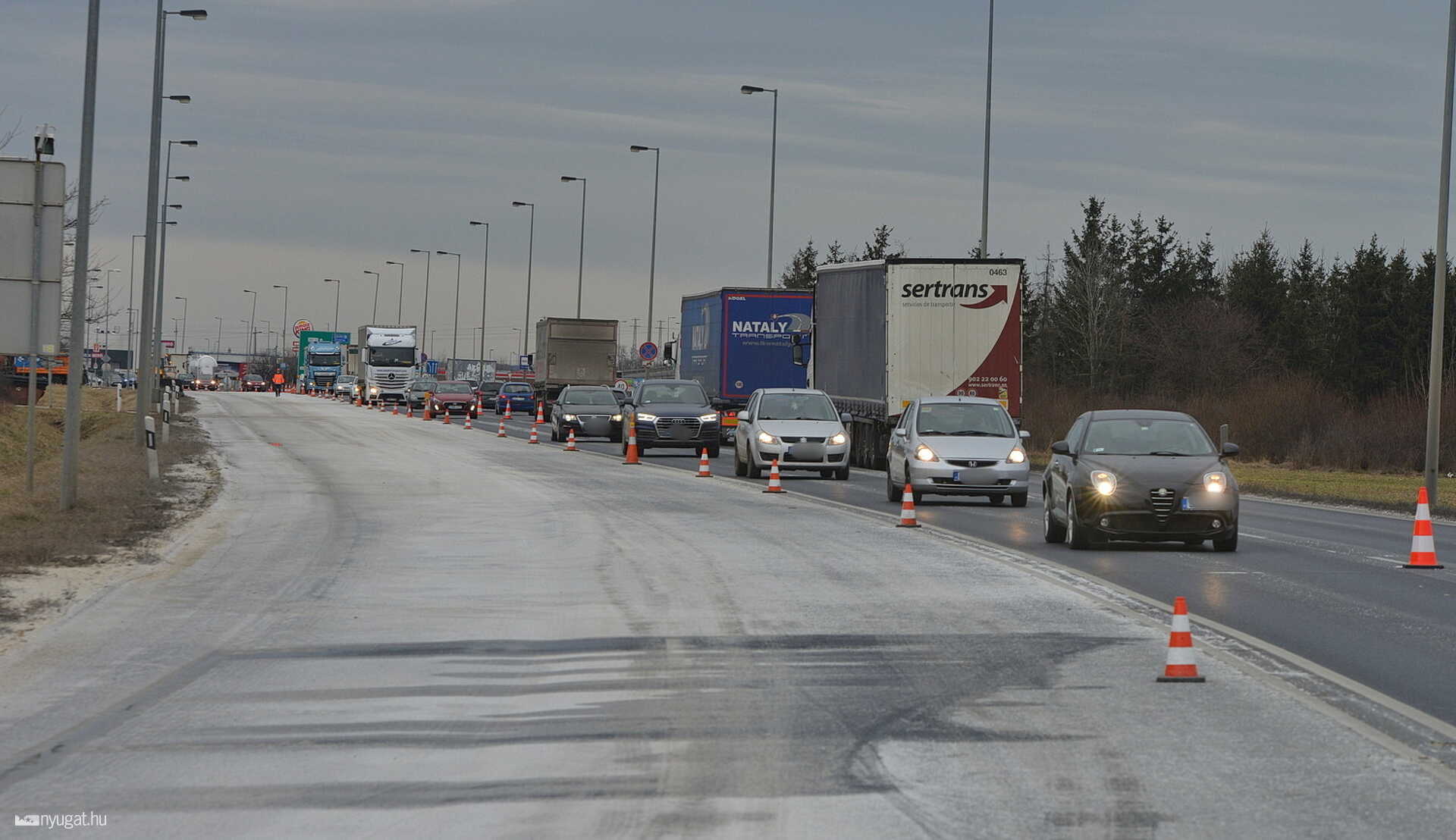 Videón az állati szervek kiömlése a 86-os tranzitútra