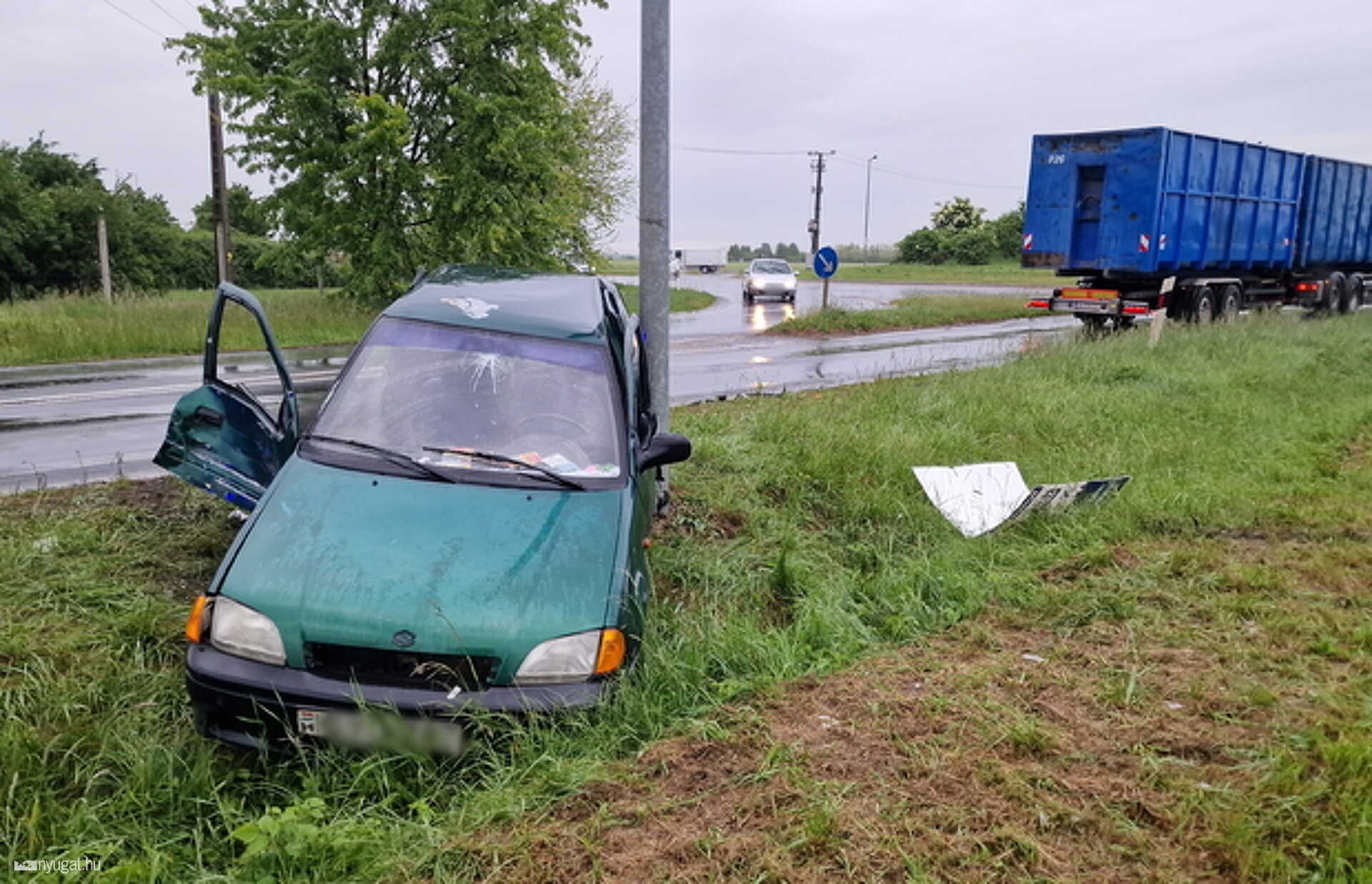 Körforgalomból kihajtó Suzuki sodródott kamionnak és lámpaoszlopnak Szombathelyen