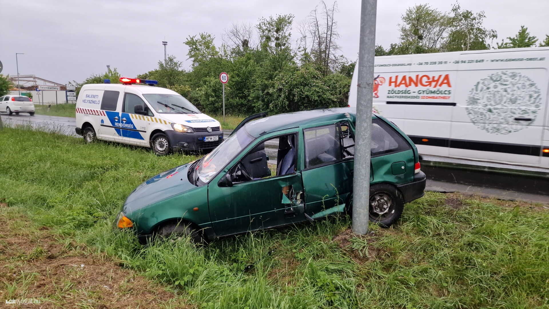 Körforgalomból kihajtó Suzuki sodródott kamionnak és lámpaoszlopnak Szombathelyen