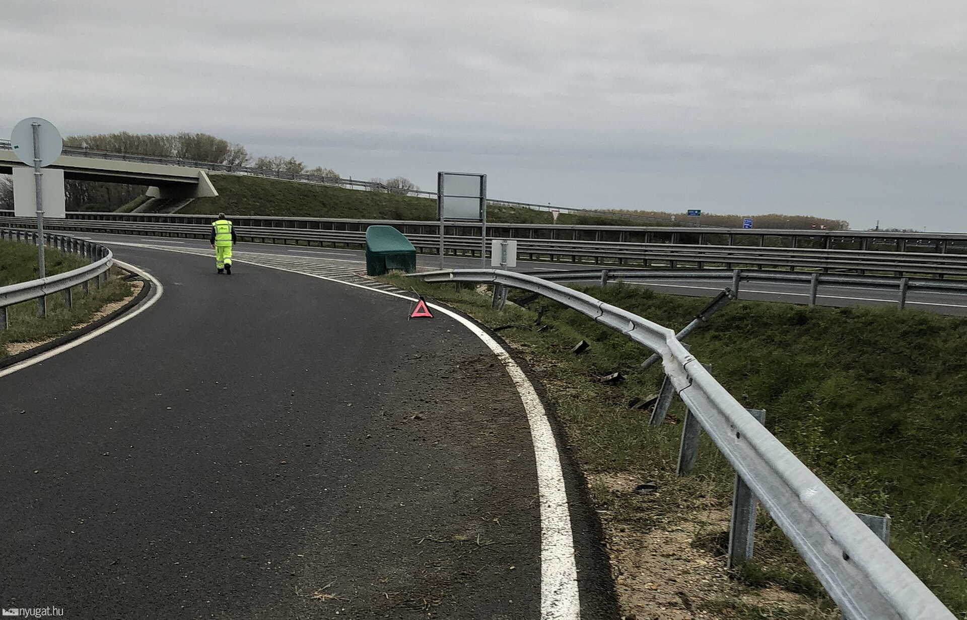 Alvó sofőr tért le az M86-ról a répcelaki kihajtónál
