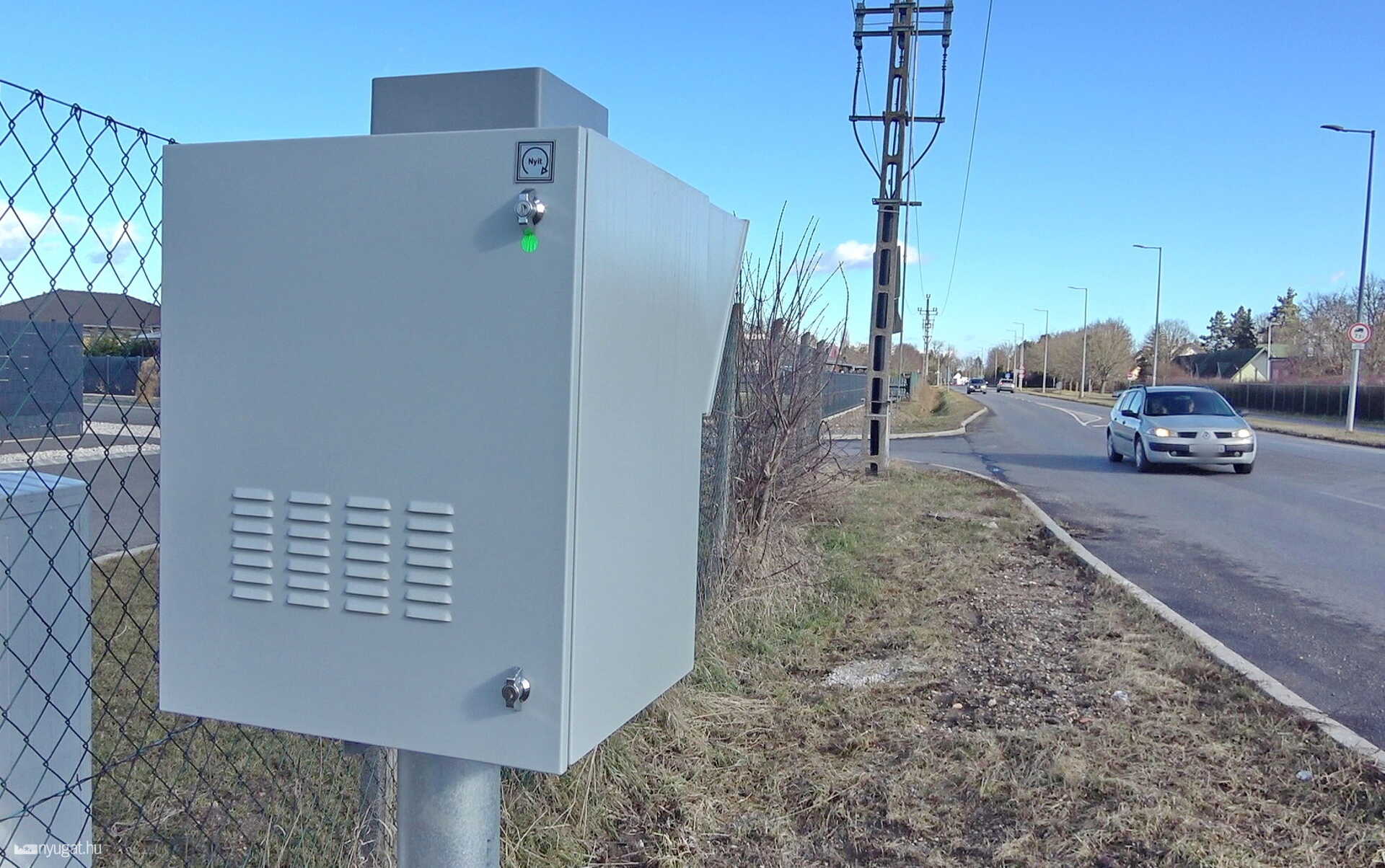 Kihelyezték a táblákat, már mérhet a traffipax az új TrafiBox-ból ...