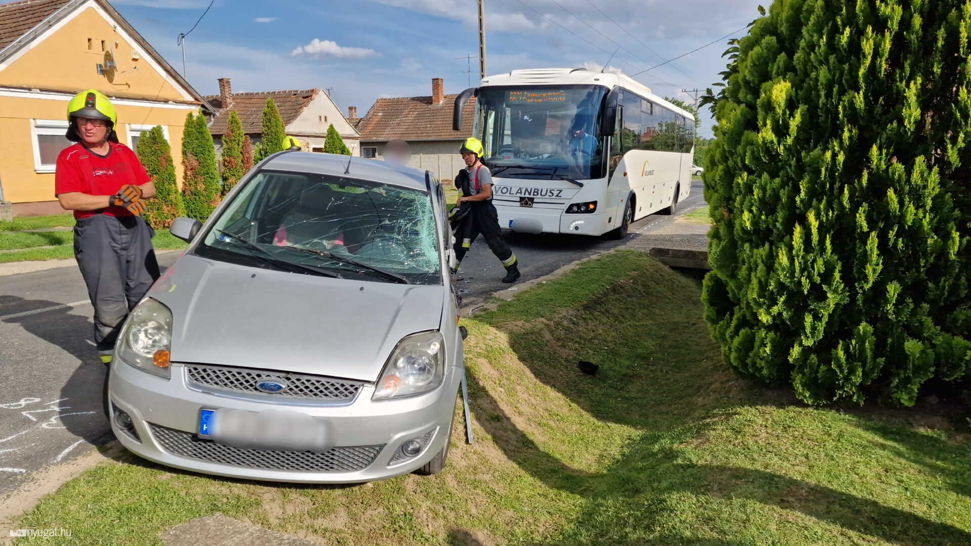 Balra kanyardó autónak ütközött egy előzésben lévő busz Győrváron