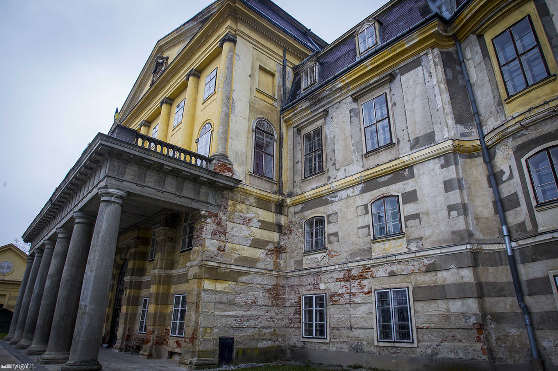 Lassan összedől a körmendi Batthyány-kastély