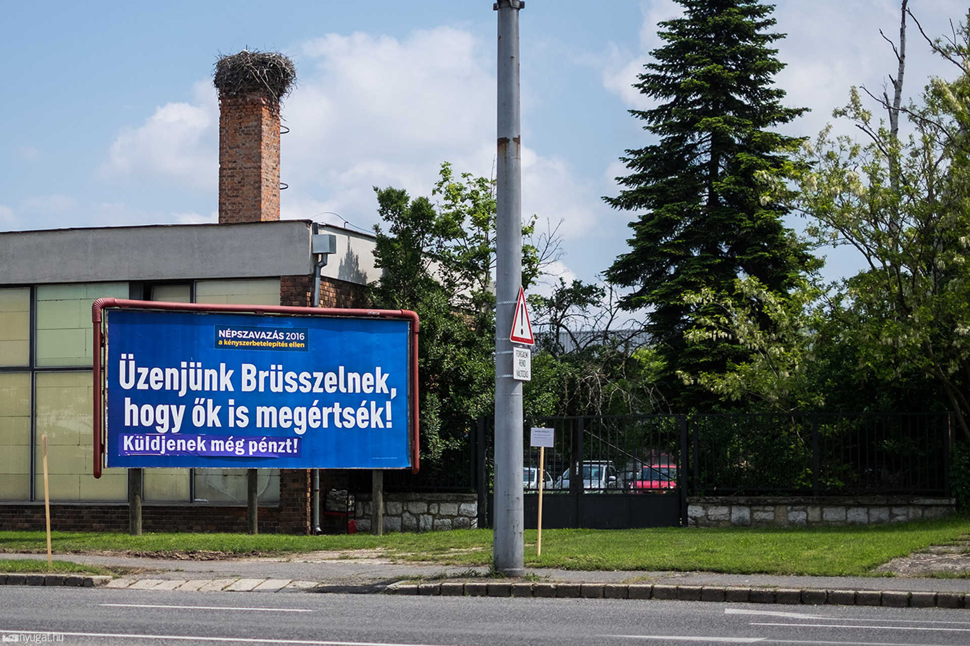 Újabb plakáthekkelések Szombathelyen: most pénzt küldjenek a brüsszeliek