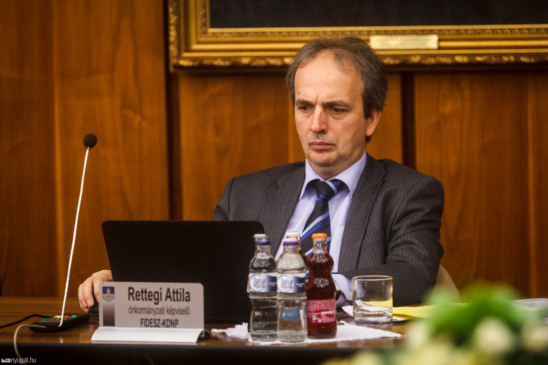 Most nézzen bele a szombathelyi politikusok zsebébe, és ne máskor!