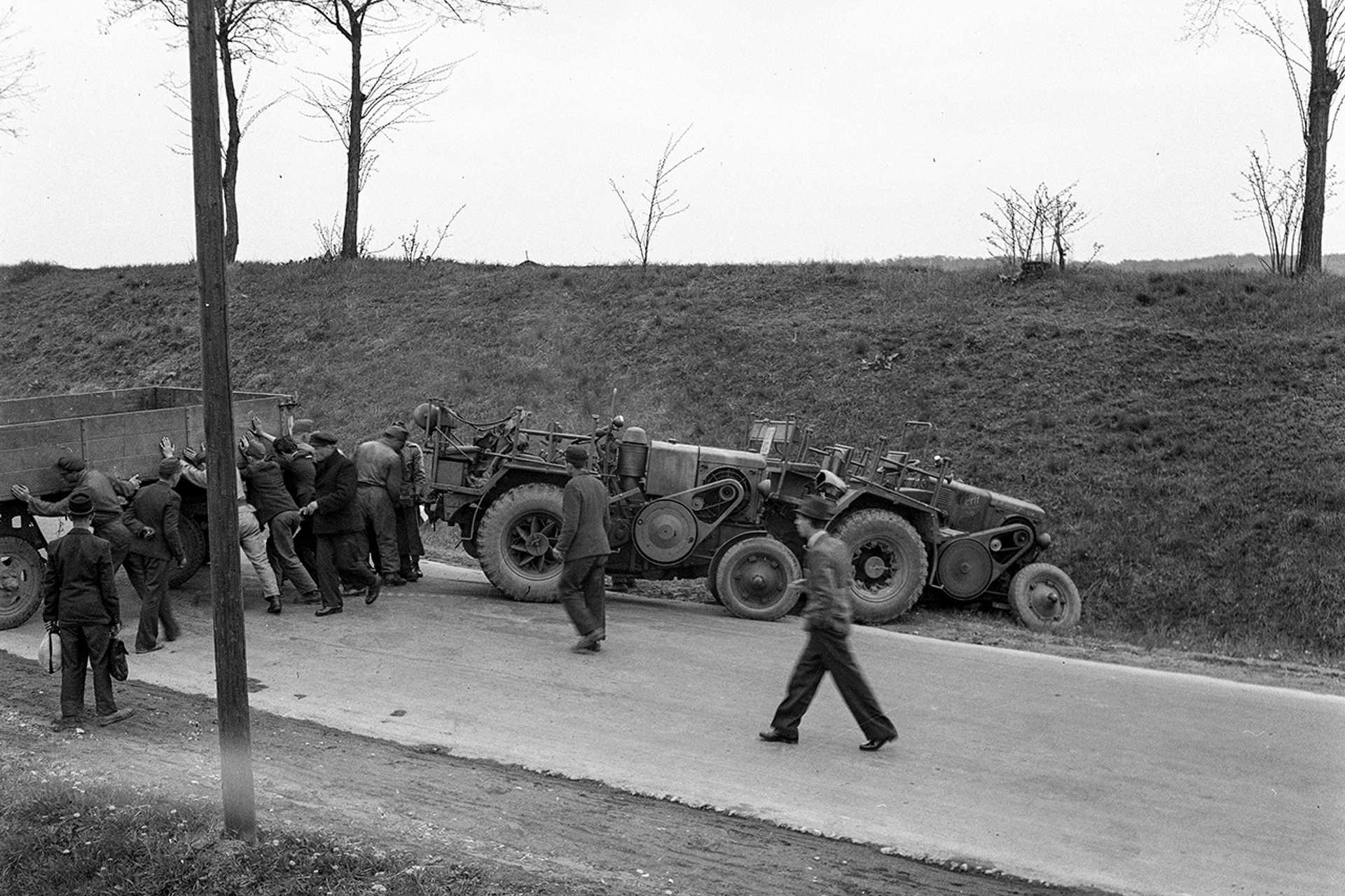 Zúg a traktor, szánt az eke, gépcsodák a régmúltból