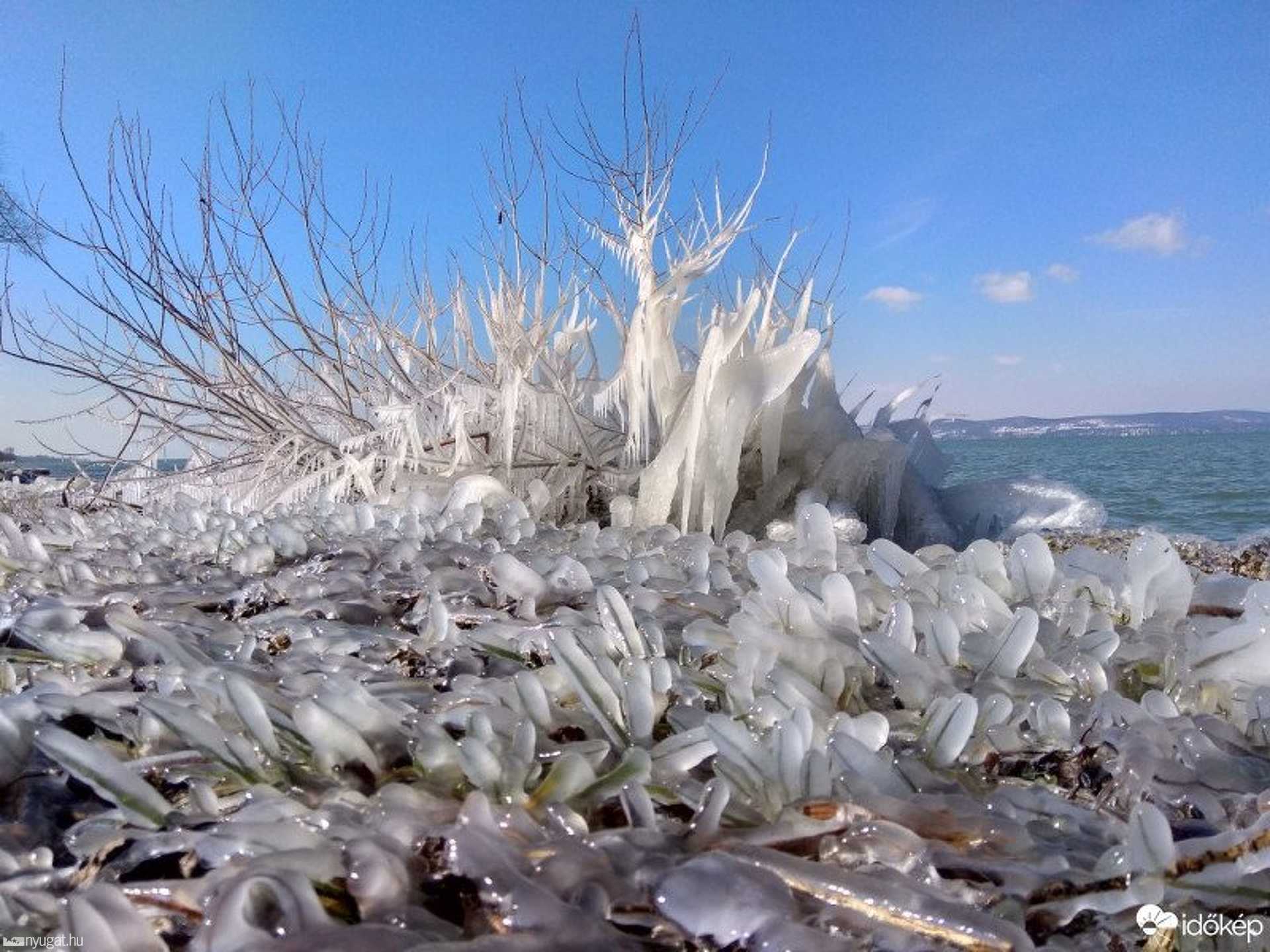 Meseszép ez a jeges világ most a Balatonnál
