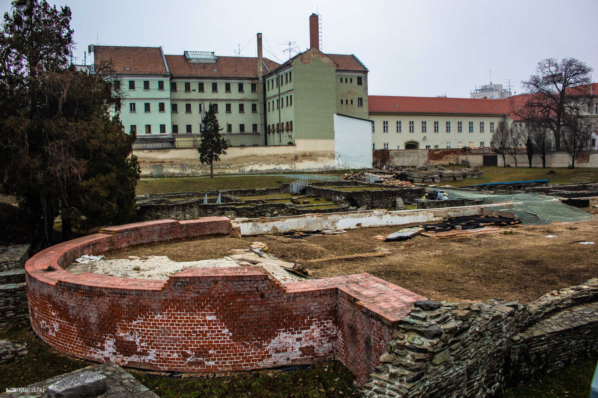 Pénzhiány miatt évek óta raktárban áll a szombathelyi Romkert híres ...