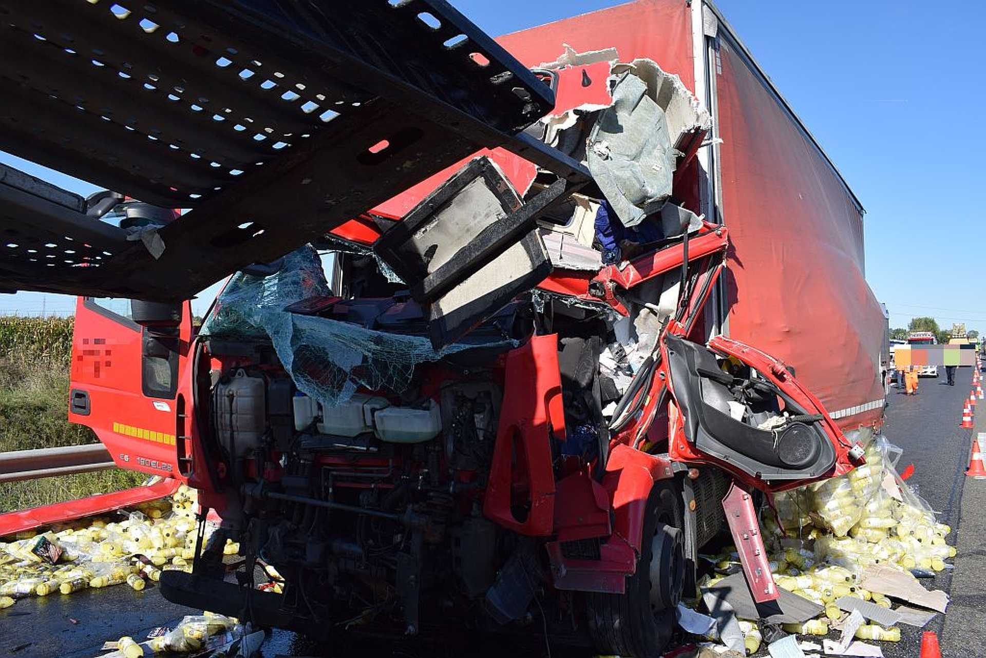 Halálos baleset az M1-esen - így nézett ki a kamion az ütközés után