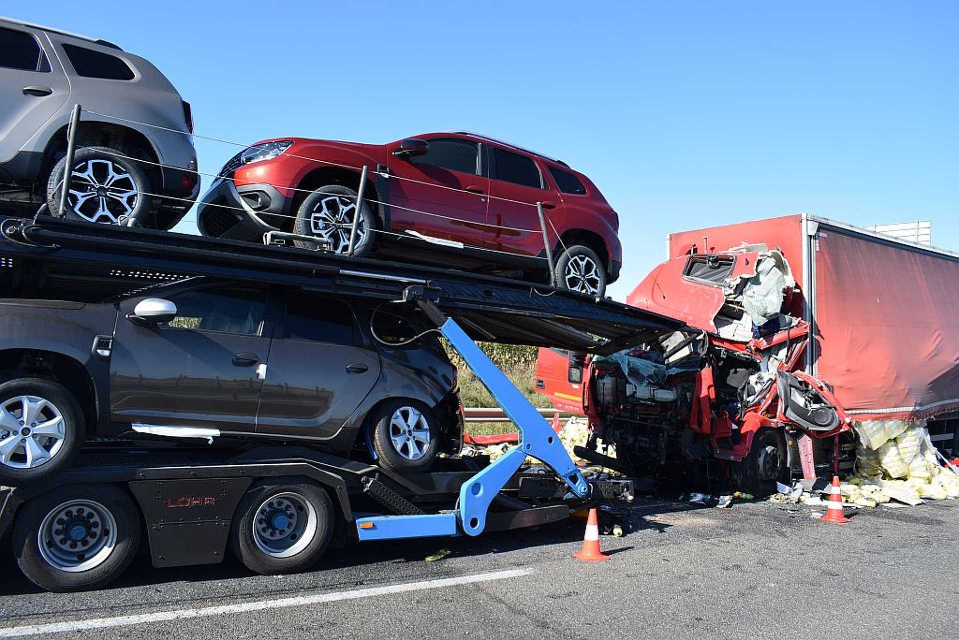 Halálos baleset az M1-esen - így nézett ki a kamion az ütközés után