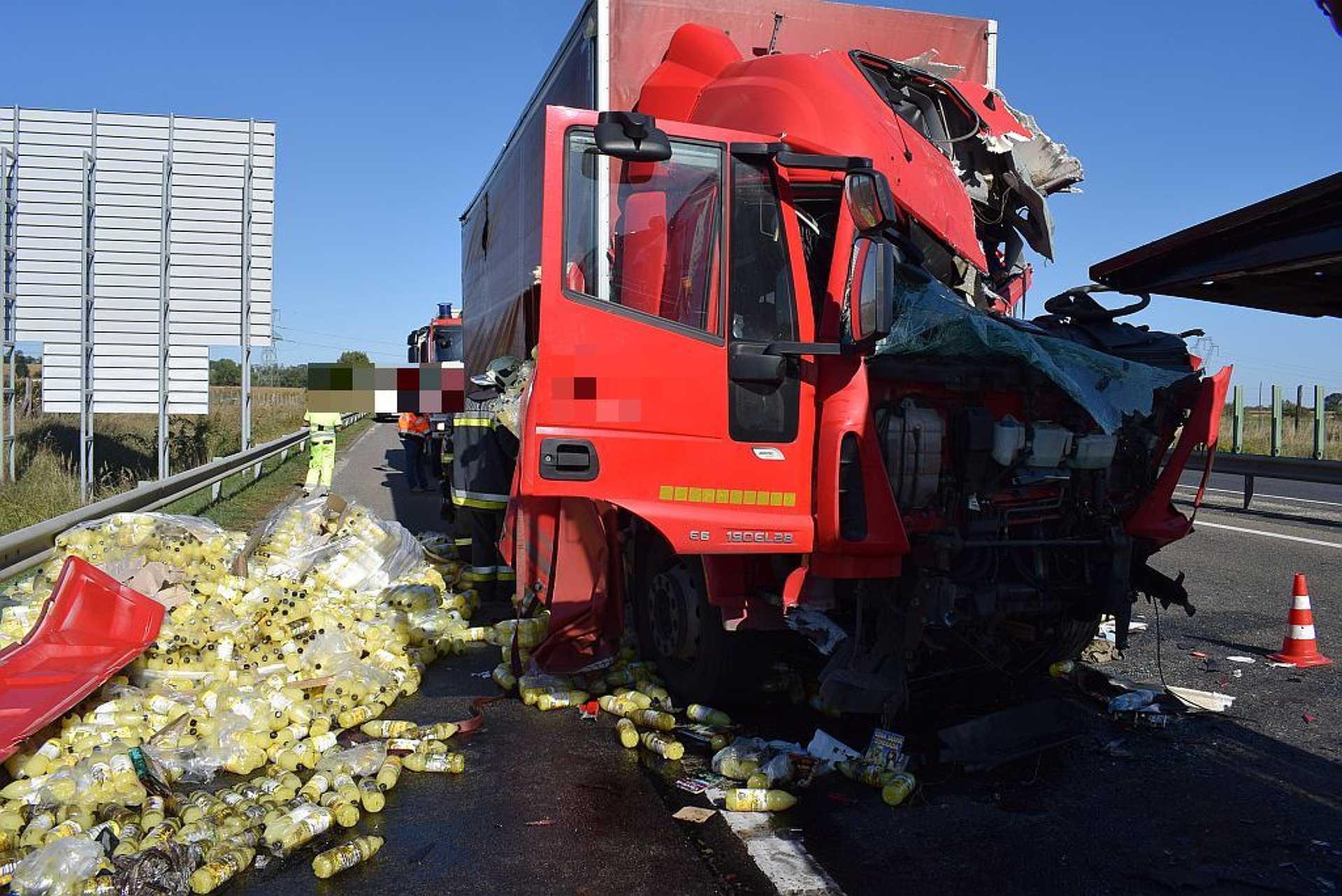 Halálos baleset az M1-esen - így nézett ki a kamion az ütközés után