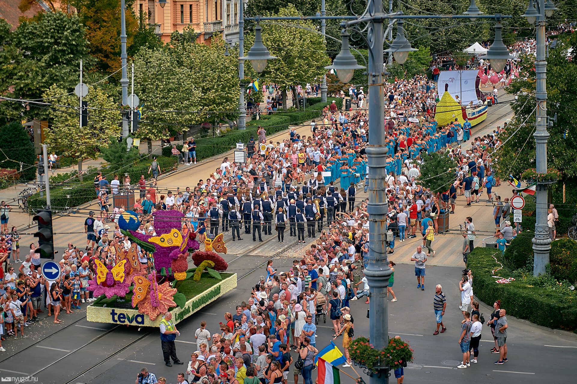 Kreatív növényköltemények, dekoratív táncosnők és Fenyő Miklós - Ilyen ...