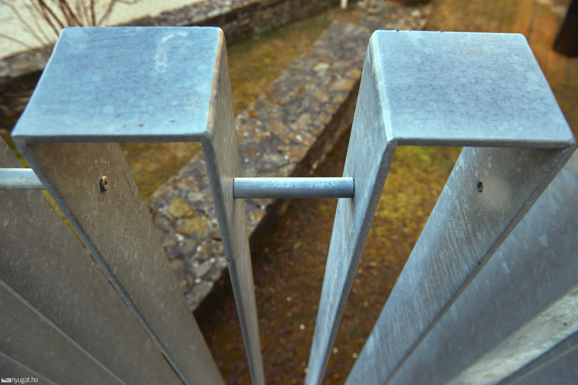 Lopják a távtartókat a Romkert-sétány kerítéséből Szombathelyen