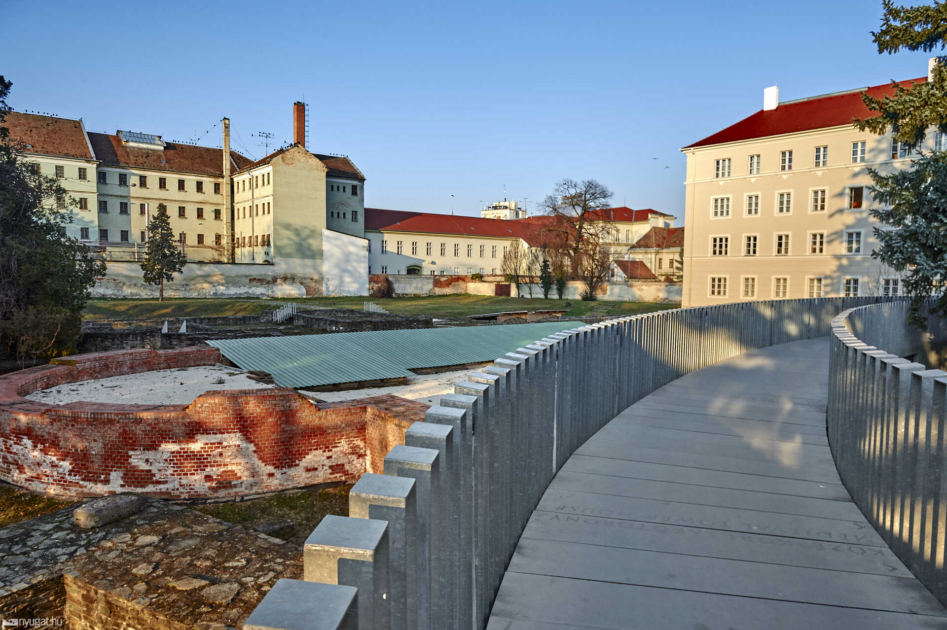 Lopják a távtartókat a Romkert-sétány kerítéséből Szombathelyen