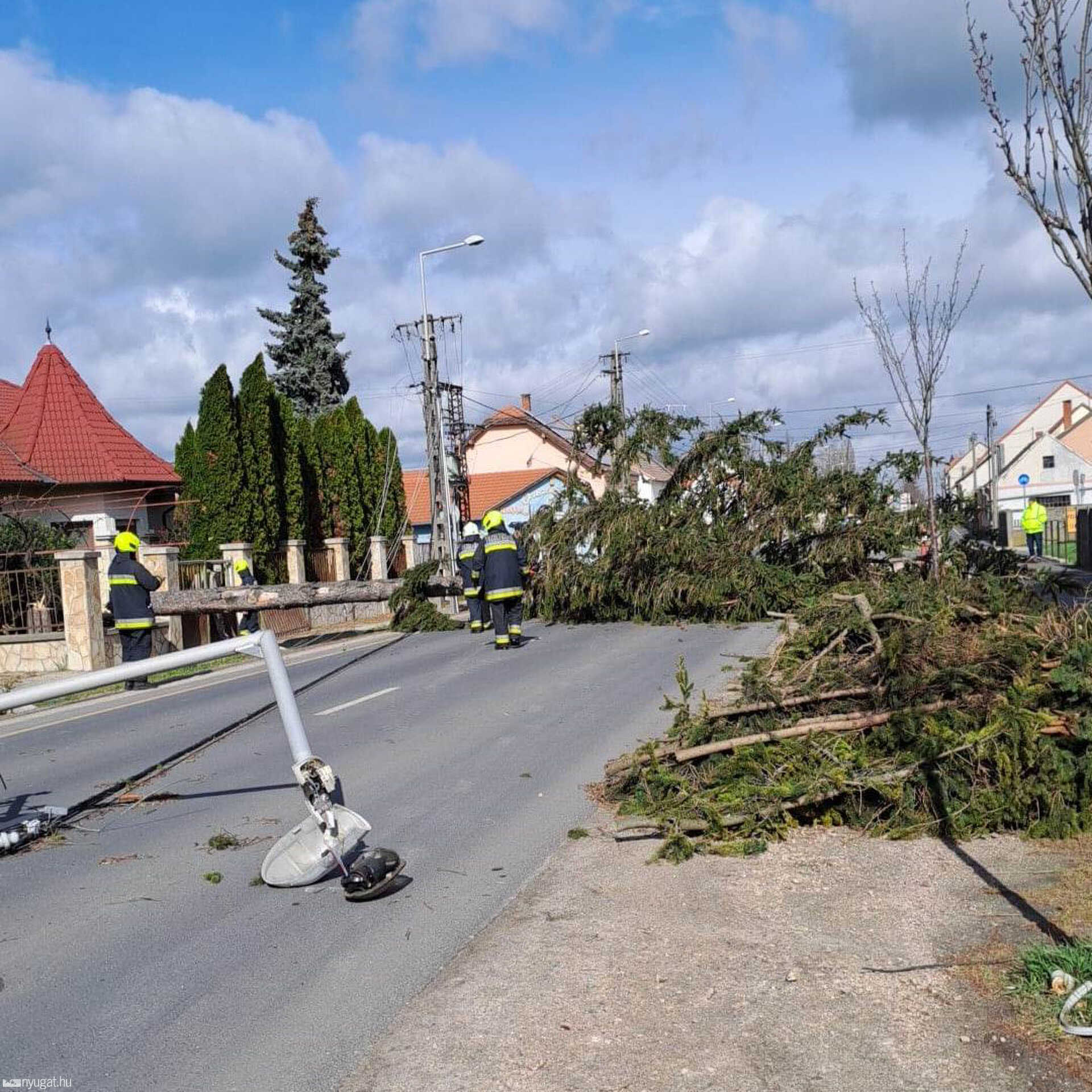 Villanyoszlopokat döntött ki a szél Csepregen