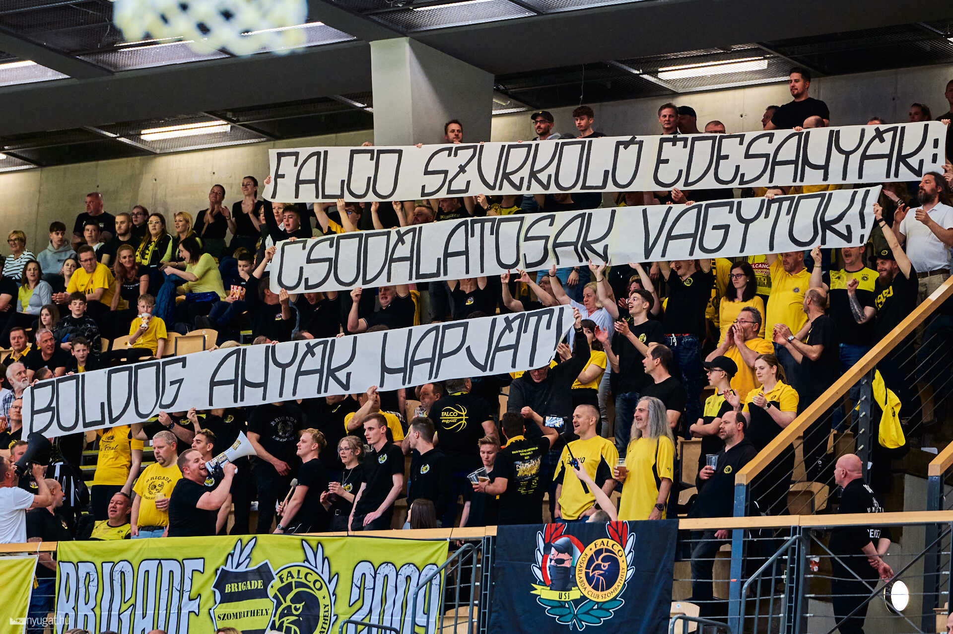 Így éltették a Falco-szurkolók az édesanyákat