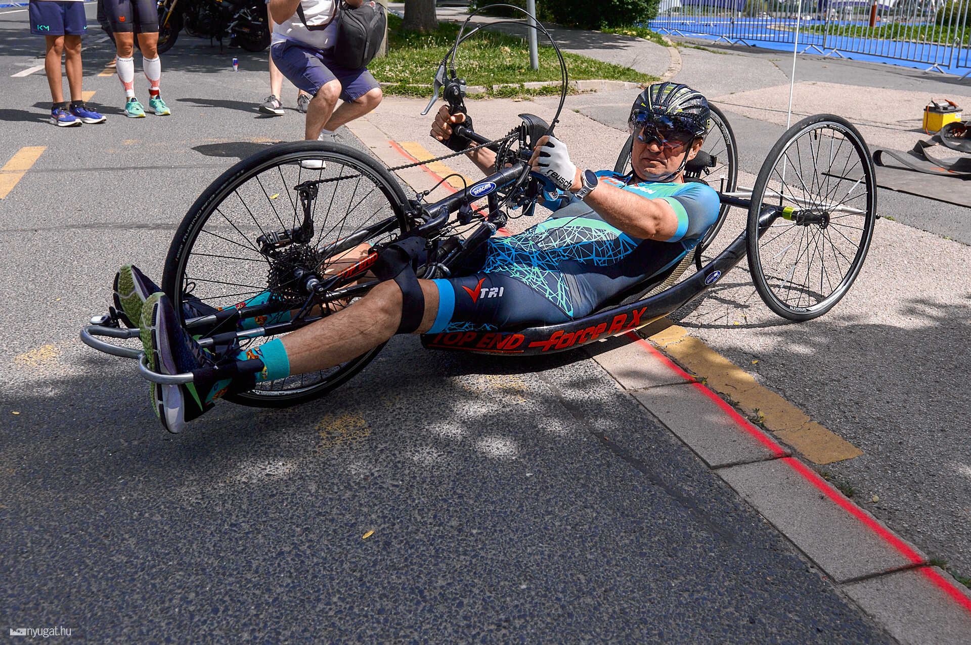 Hogy megy haza munkából egy rokkant? Hát, gondolom nem gyalog
