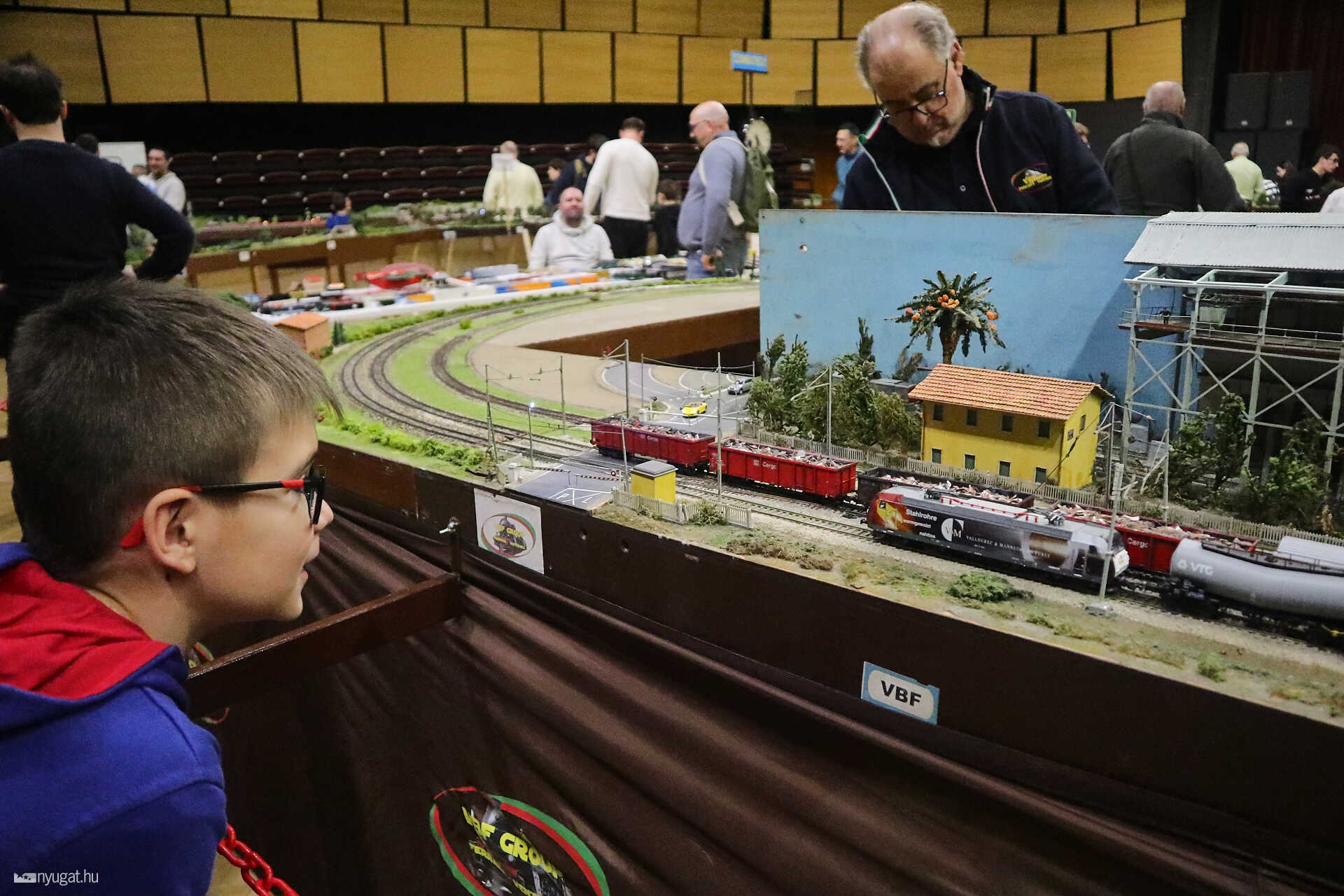 Vasútmodellek kavalkádja vette át a hatalmat a szombathelyi AGORA MSH-ban