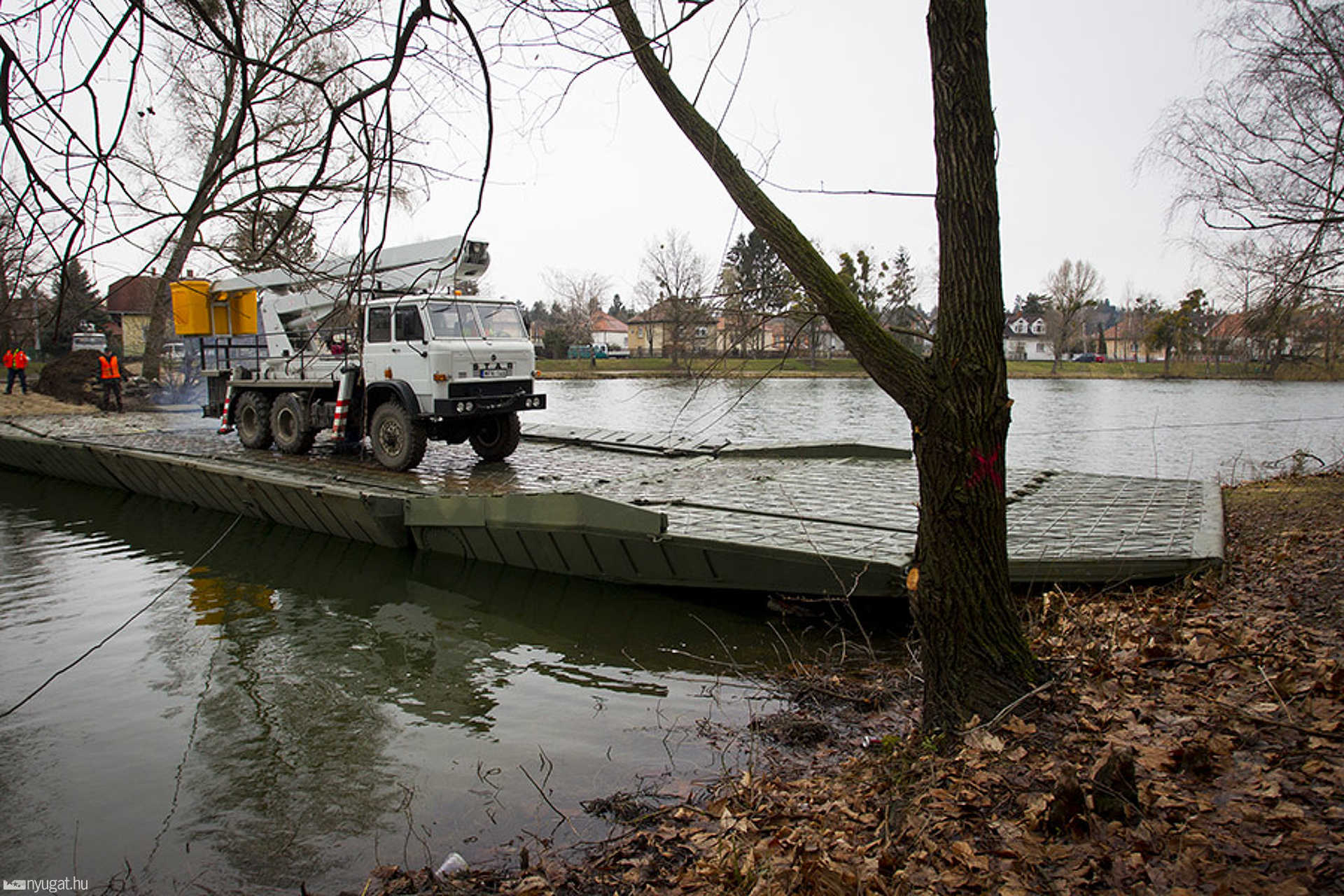 Katonák telepítettek pontonhidat a Csónakázó tóra