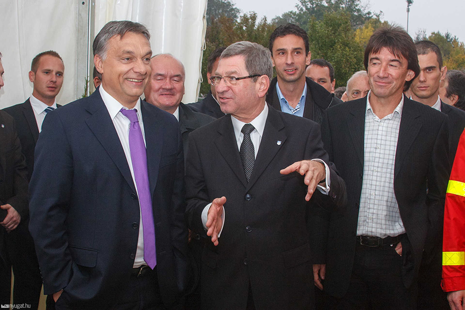 Szurkolói kórus: Illés Béla, tedd vissza a pénzt!