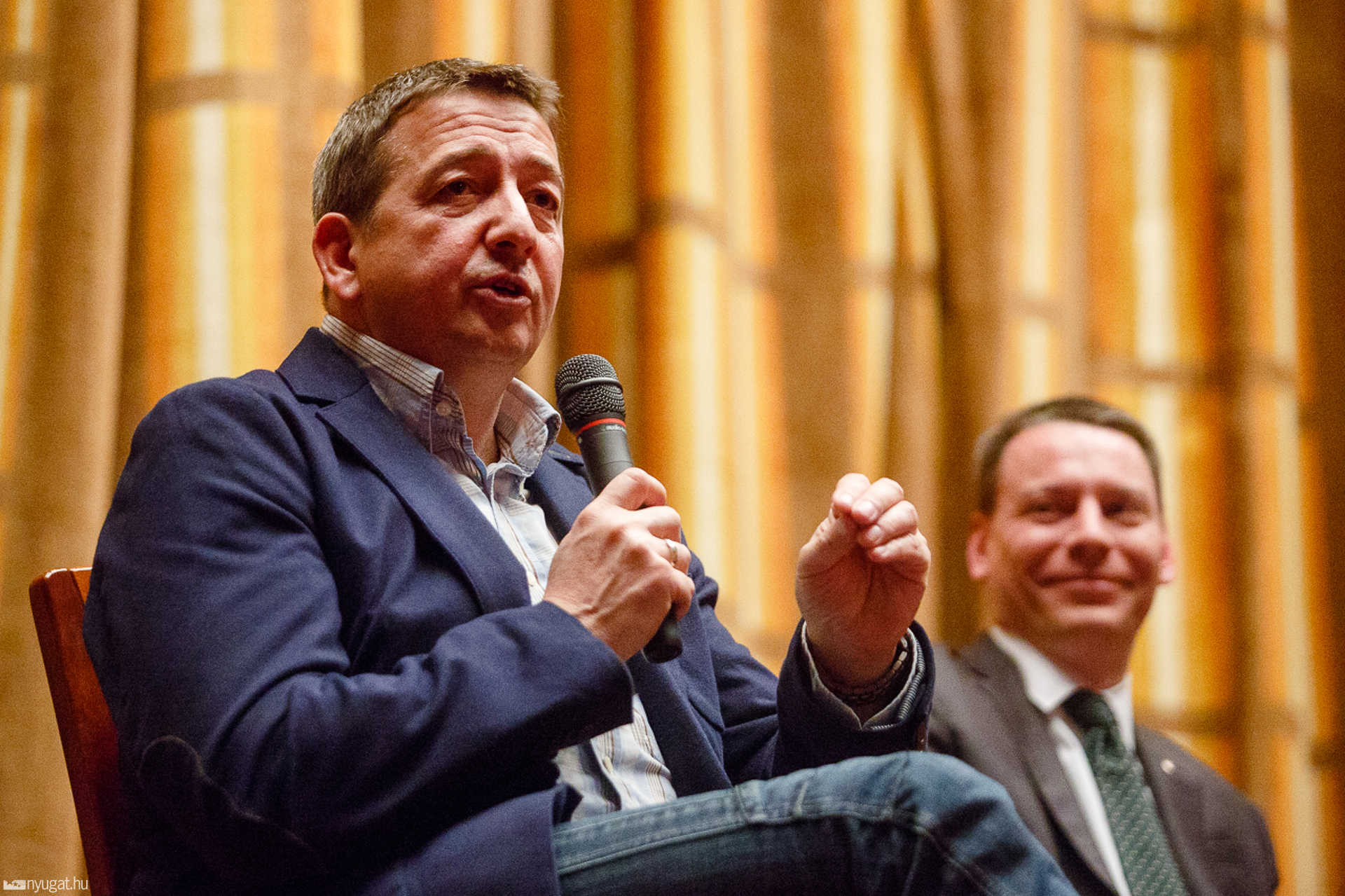 Egy sajtóinterjú alapján vizsgálják Bayer Zsolt várbeli lakáscseréjét