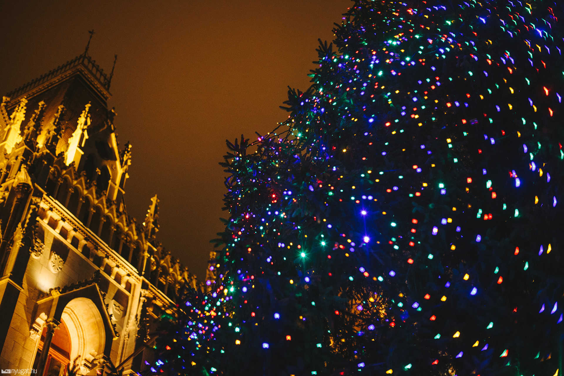 Az ország karácsonyfájától a bulinegyed fényéig: így világosodott meg ...