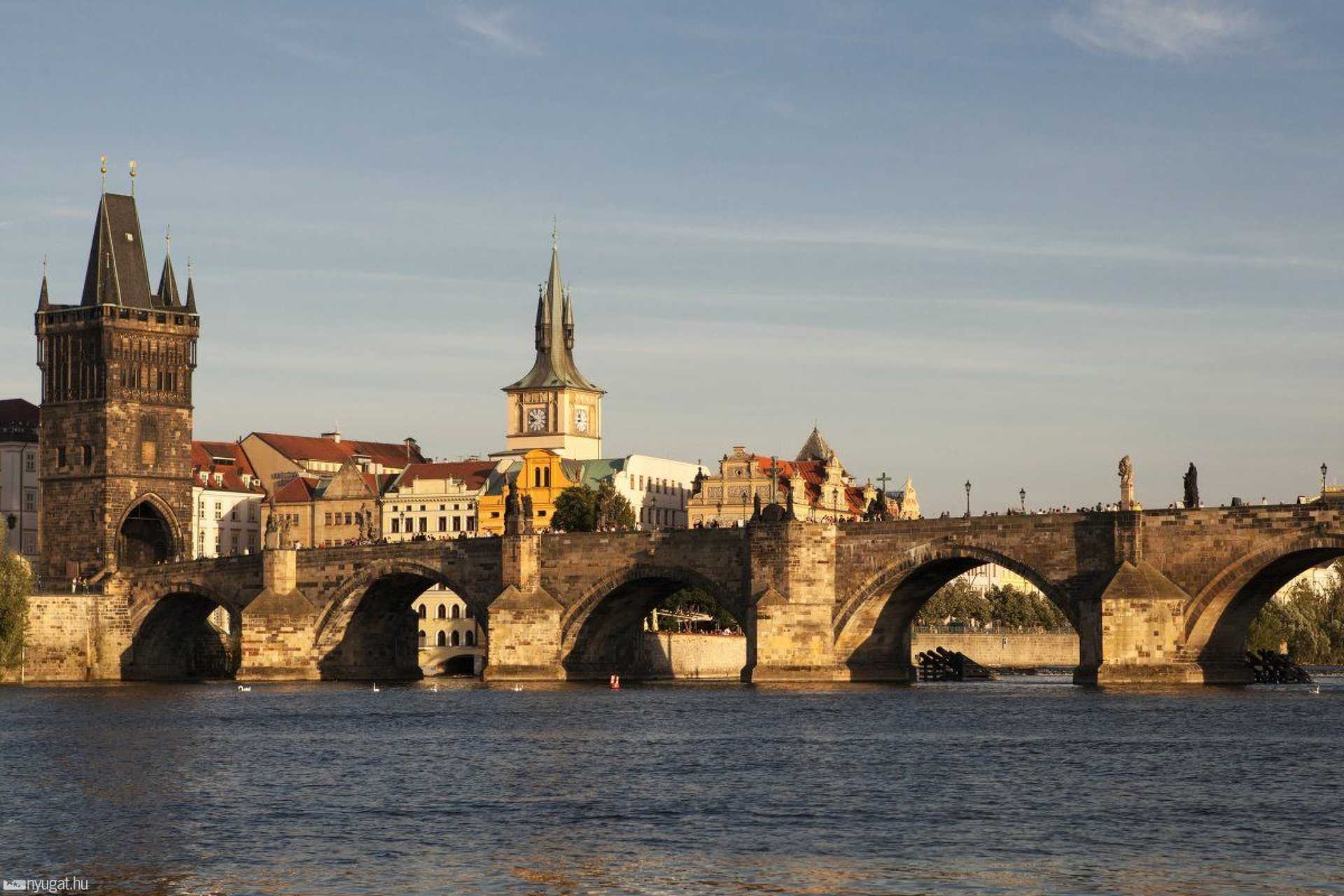 Csehországban is bezárnak az iskolák, és tilosak a nagyobb nyilvános ...