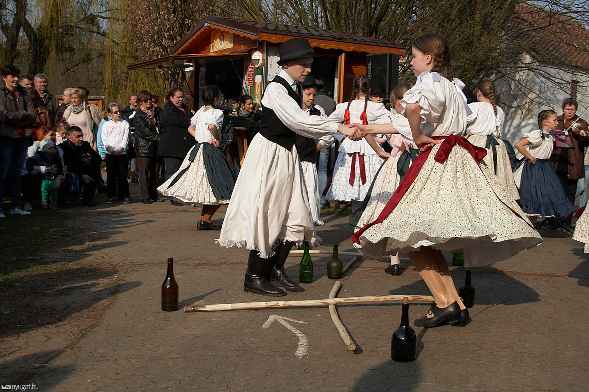 Haláltánc, gyújtogatás, nőverés – bizarr húsvéti szokások a világ ...