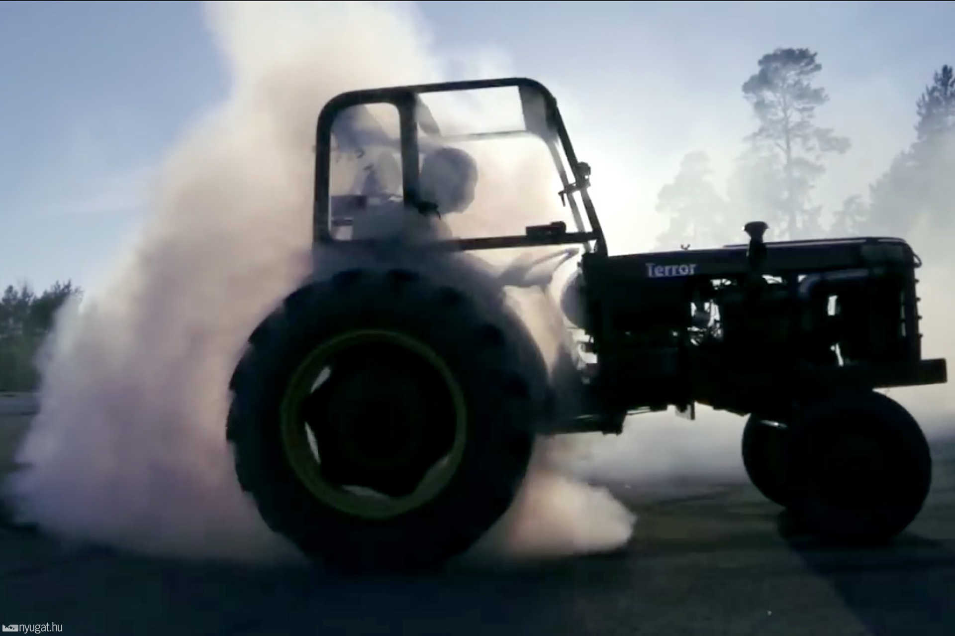 Traktor terror! - amikor az aszfaltot szántják a földek helyett