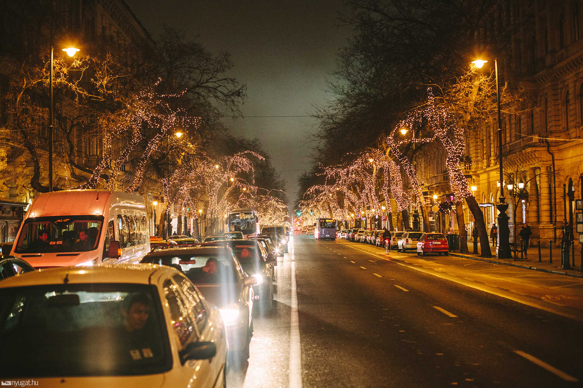 Az ország karácsonyfájától a bulinegyed fényéig: így világosodott meg ...