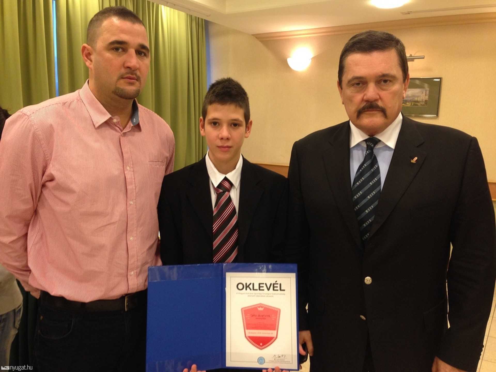 Szász Krisztofert díjazta a kick-box szövetség