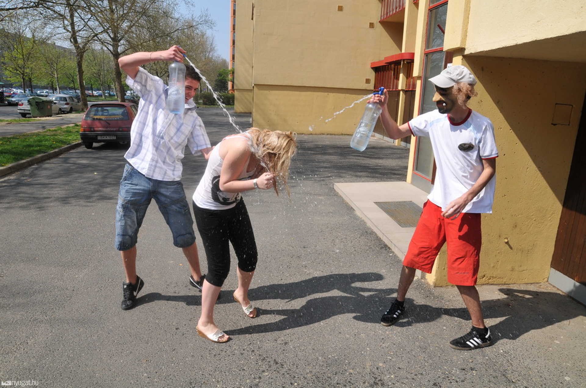 Húsvét hétfő képekben – tojáskeresés, locsolás, vízpart, no meg ...