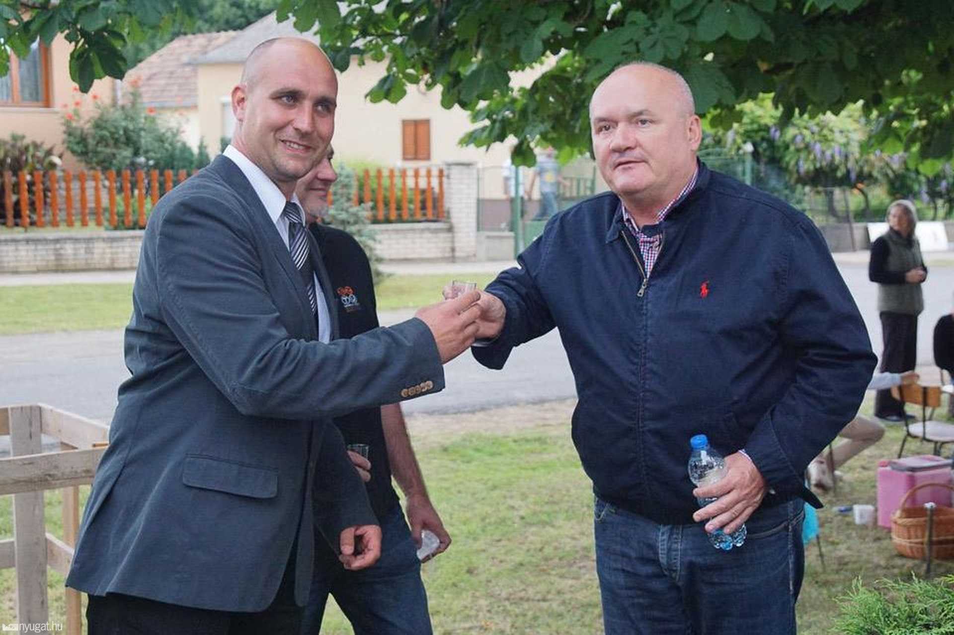 Hende Csaba vidáman tud élni: sült malac és pálinka