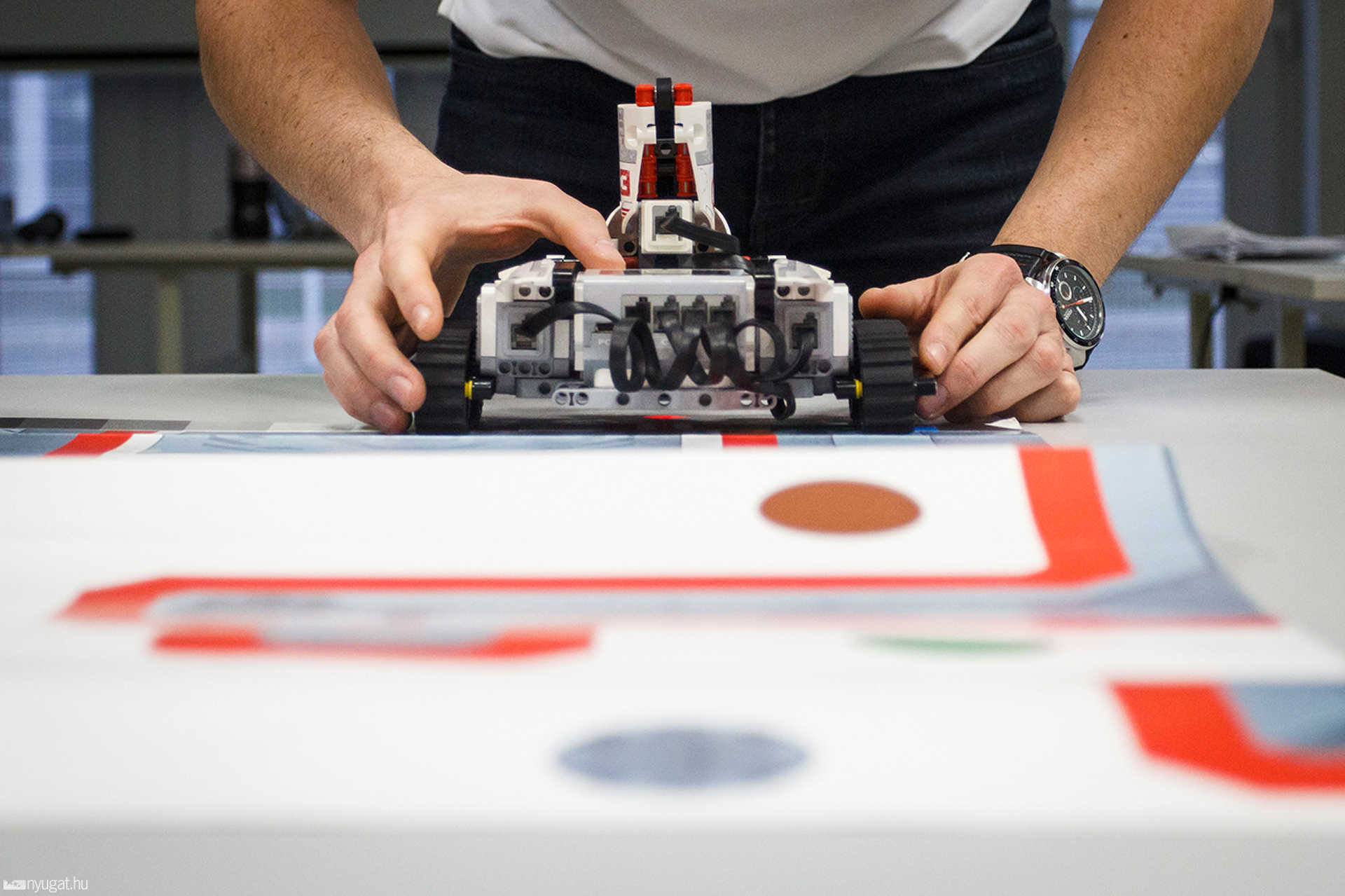 LegoRobot Béla így rombolta le a szombathelyi EPCOS rivális székházát