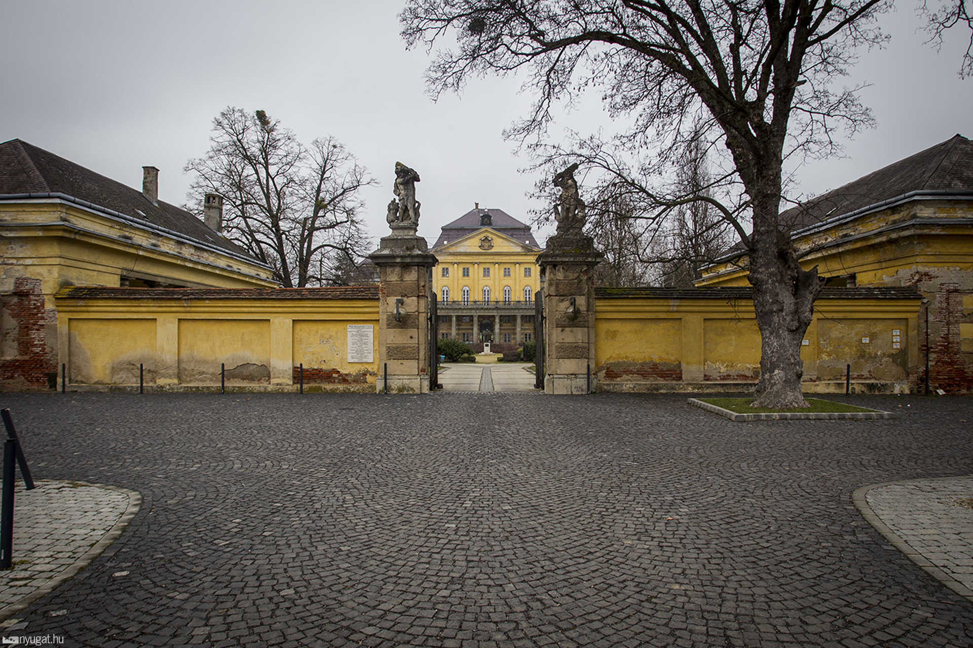 Lassan összedől a körmendi Batthyány-kastély